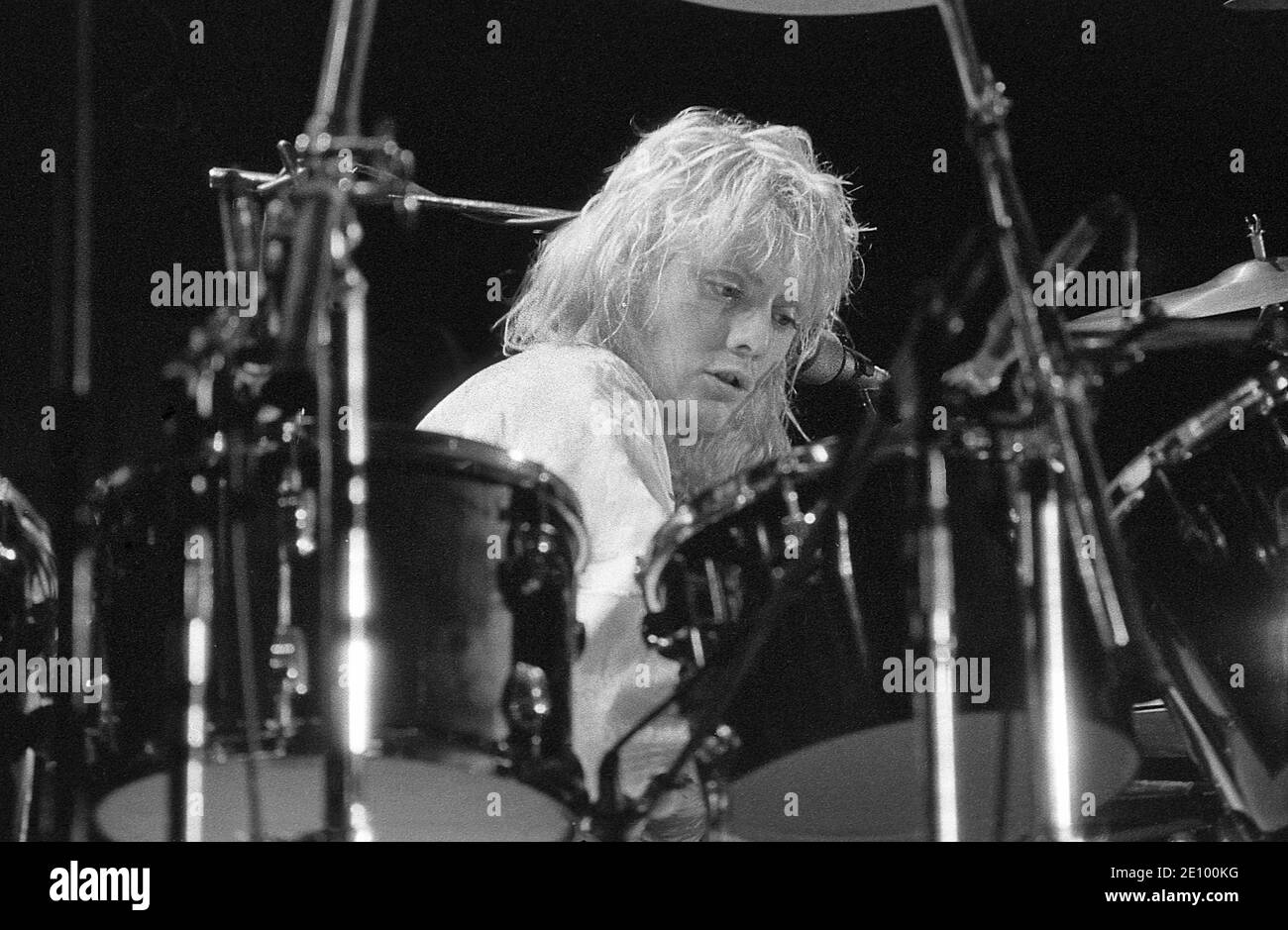 Queen drummer roger taylor -Fotos und -Bildmaterial in hoher Auflösung ...