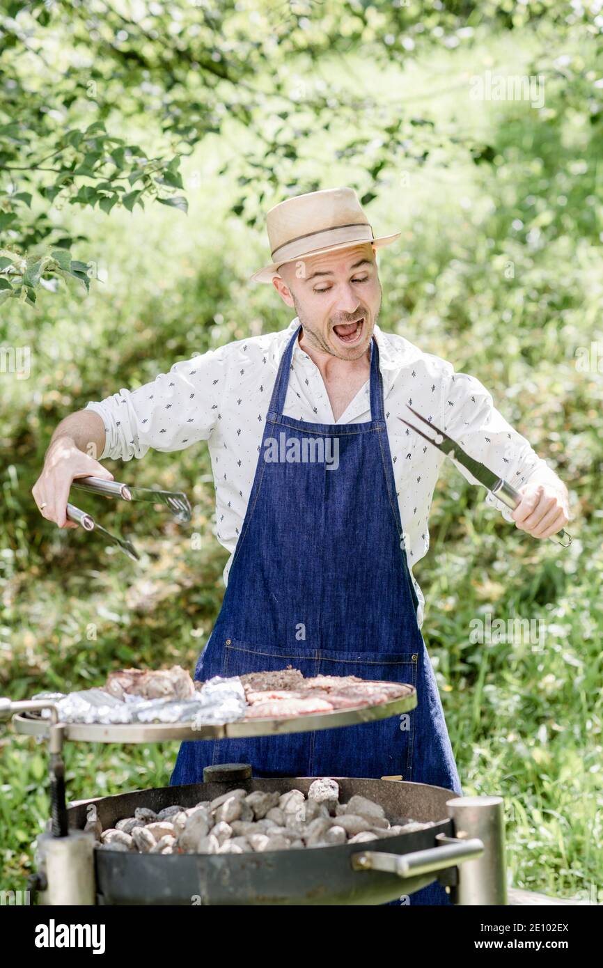 Grillender mann -Fotos und -Bildmaterial in hoher Auflösung – Alamy