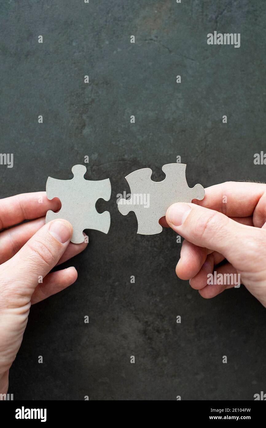 Passende puzzleteile zusammen -Fotos und -Bildmaterial in hoher ...