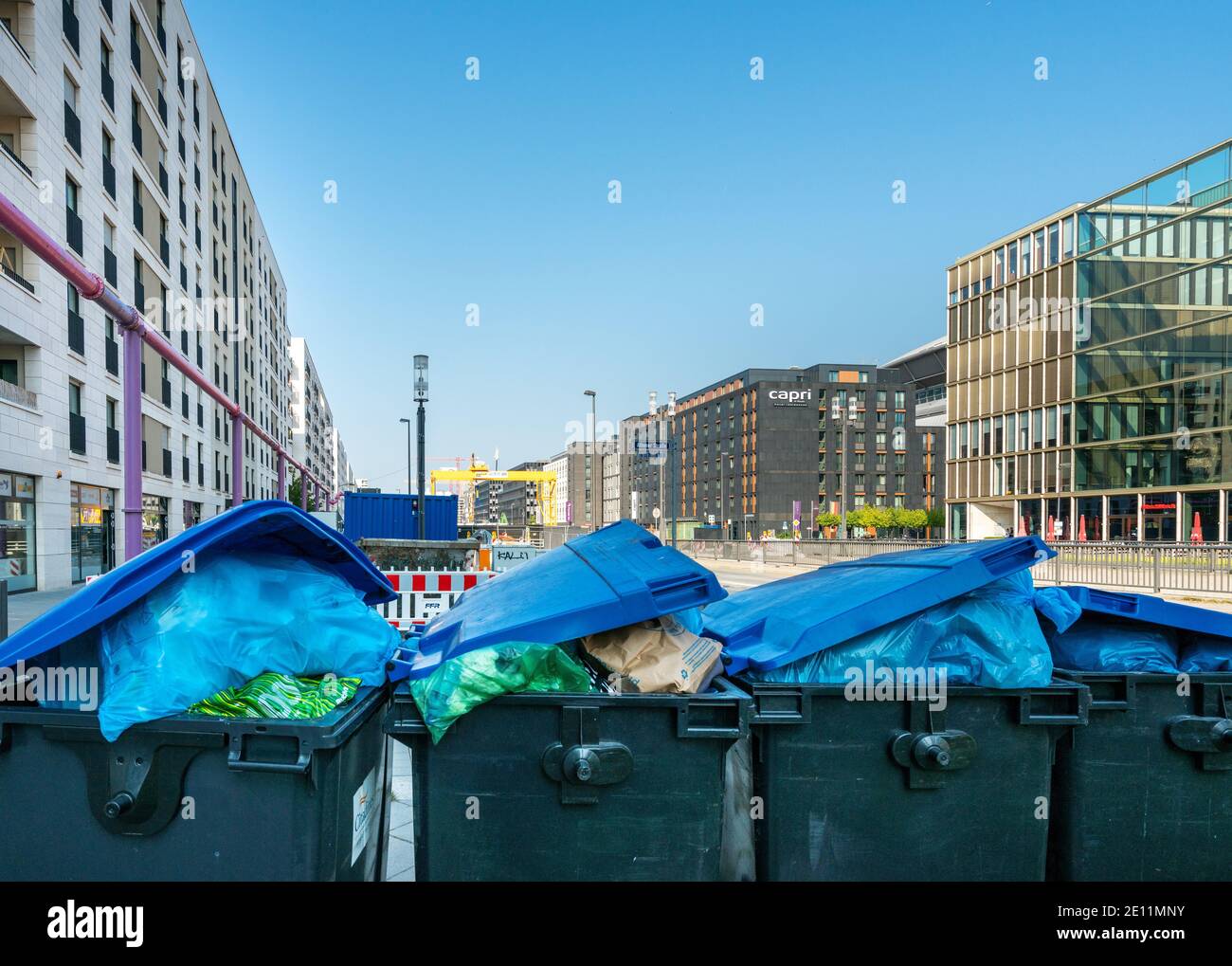 Blauer sack -Fotos und -Bildmaterial in hoher Auflösung – Alamy