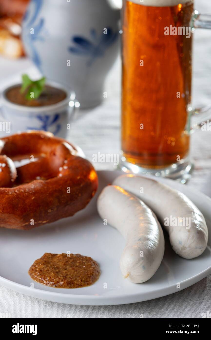 Bayerische weisswurst mit brezel -Fotos und -Bildmaterial in hoher ...