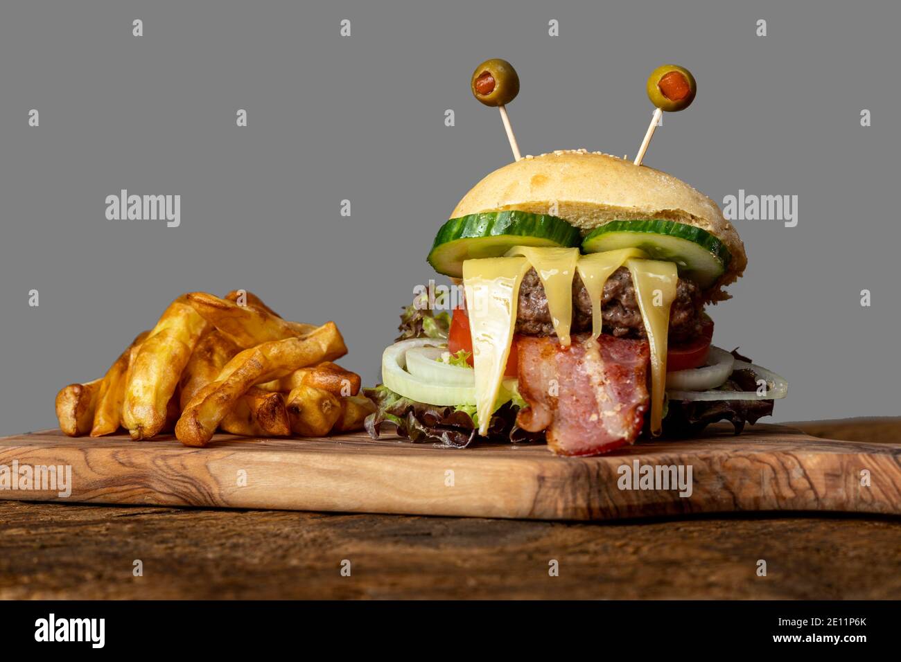 Monster burger -Fotos und -Bildmaterial in hoher Auflösung – Alamy