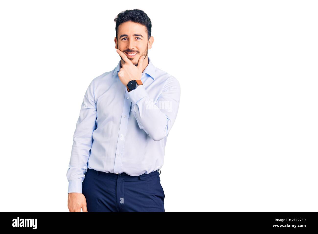 Junger hispanischer Mann, der Business-Kleidung trägt und selbstbewusst ... Junger hispanischer Mann, der Business-Kleidung trägt und selbstbewusst ...