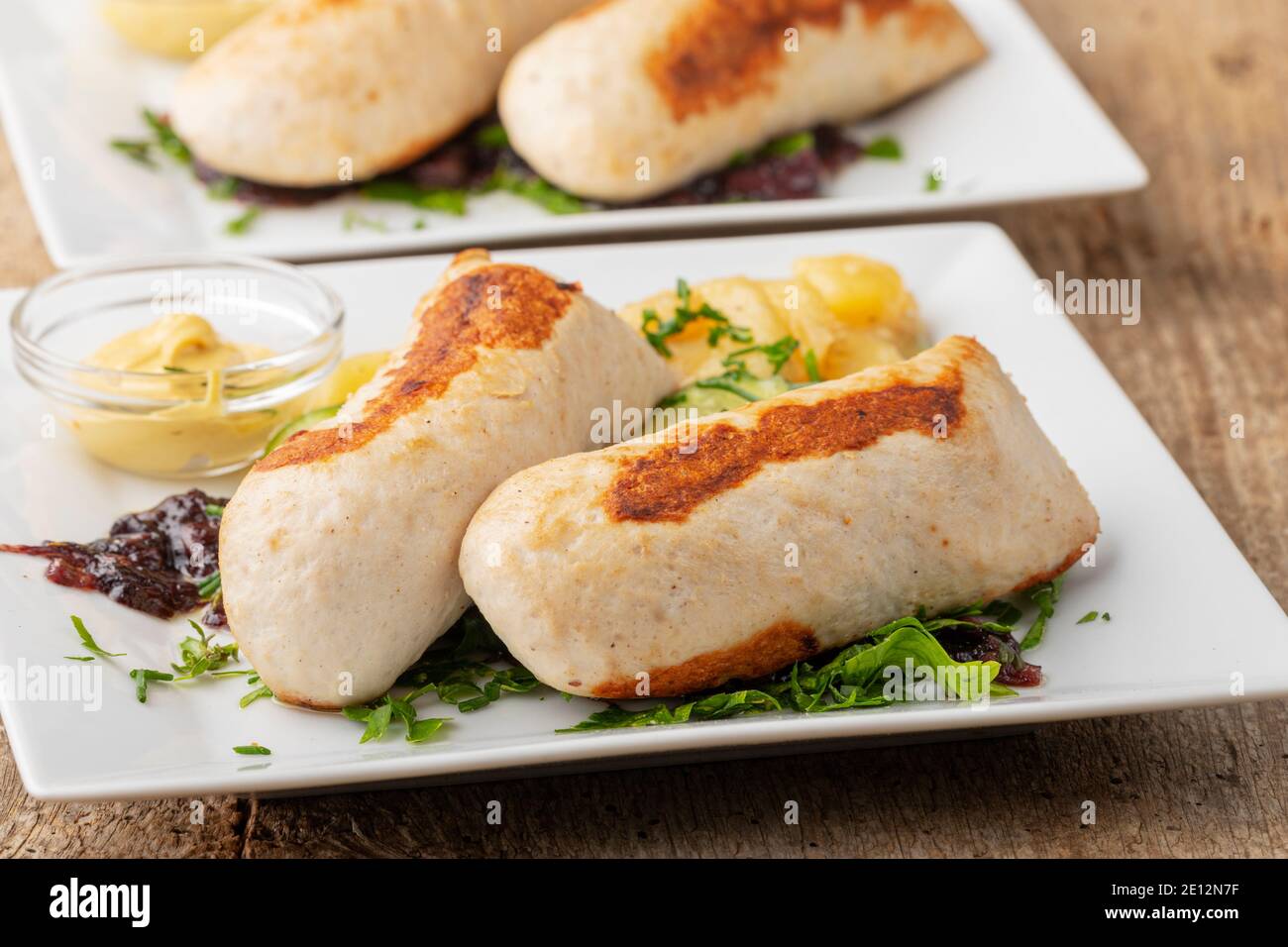 Gegrillte wollwurst mit kartoffelsalat -Fotos und -Bildmaterial in ...