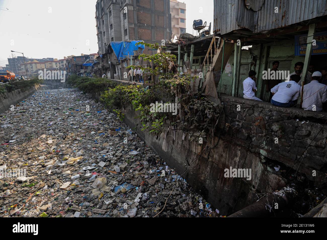 Mumbai slum buildings -Fotos und -Bildmaterial in hoher Auflösung – Alamy
