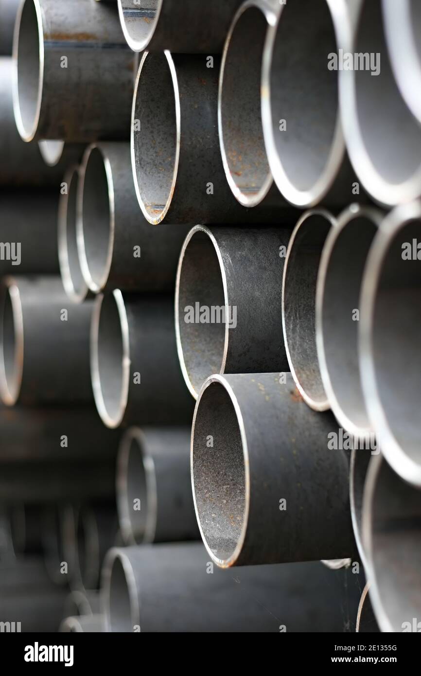 Stapel aus Metall, Stahlrohren im Lager Stockfotografie - Alamy