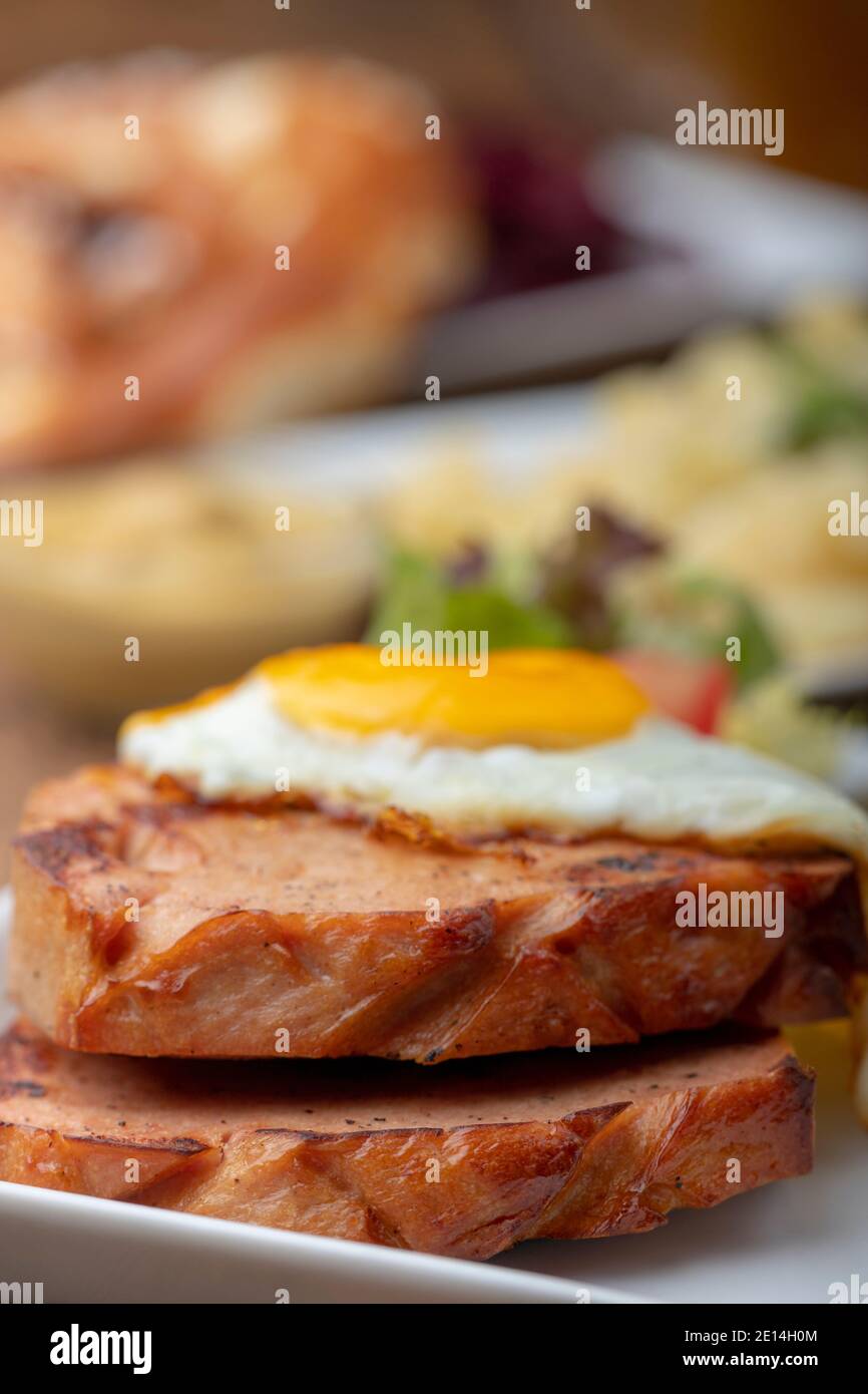 Bayerischer hackbraten leberkase -Fotos und -Bildmaterial in hoher ...