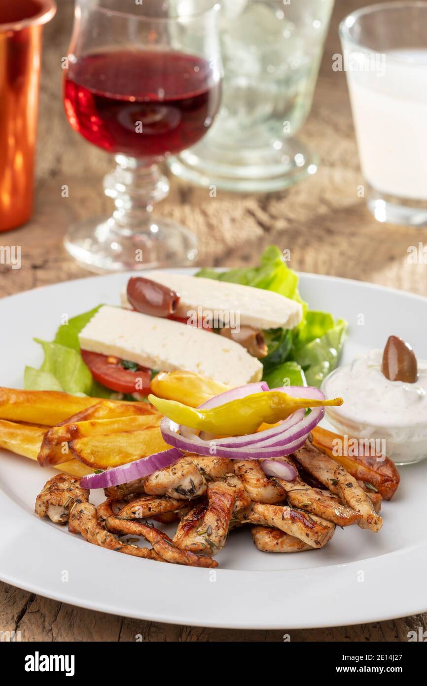 Griechisches gyros mit pommes frites -Fotos und -Bildmaterial in hoher ...