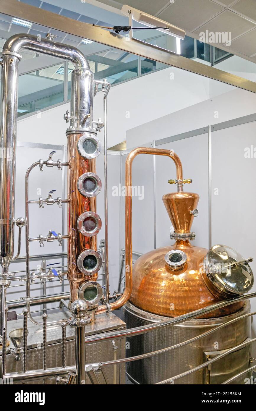 Distilling alcohol -Fotos und -Bildmaterial in hoher Auflösung – Alamy