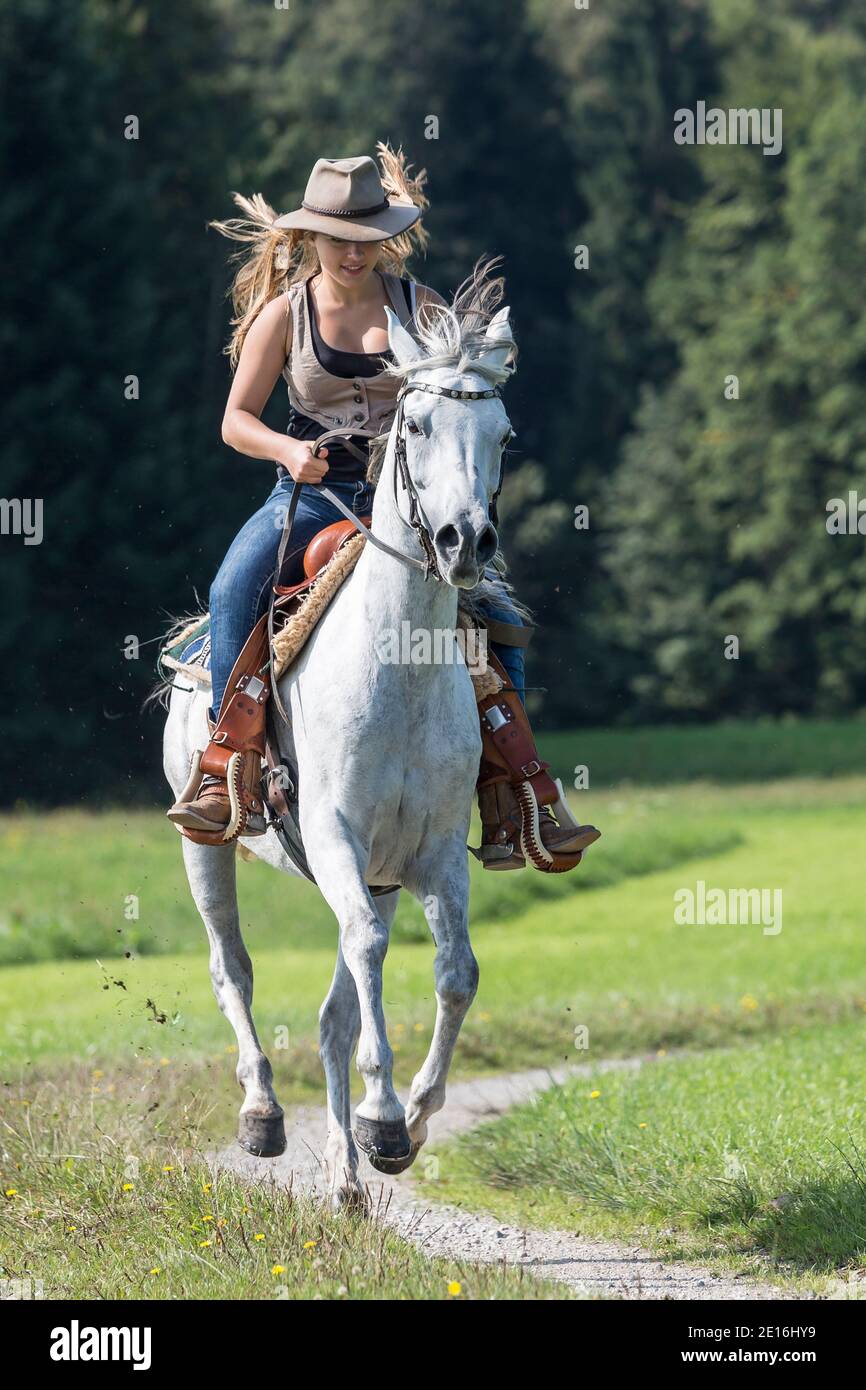 Frau reiten galopp westlichen -Fotos und -Bildmaterial in hoher Auflösung – Alamy