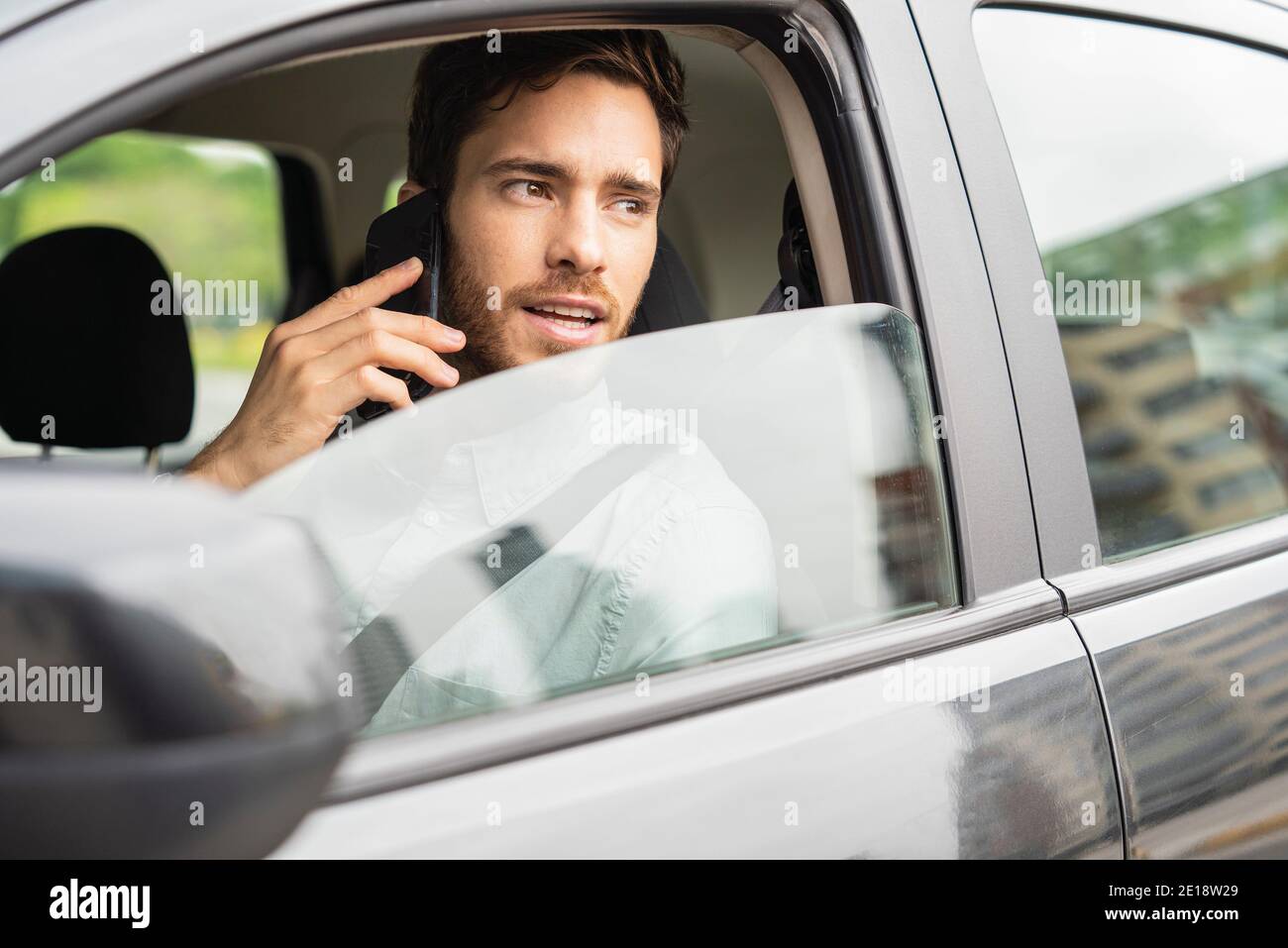 Sitzt immer noch im auto -Fotos und -Bildmaterial in hoher Auflösung ...