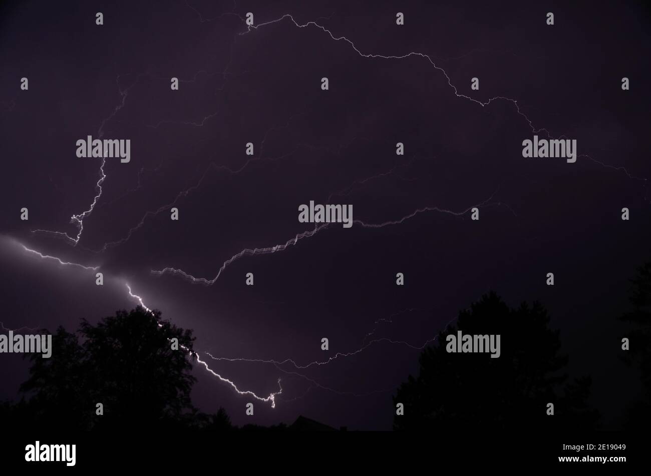 Blitz in der nacht -Fotos und -Bildmaterial in hoher Auflösung – Alamy