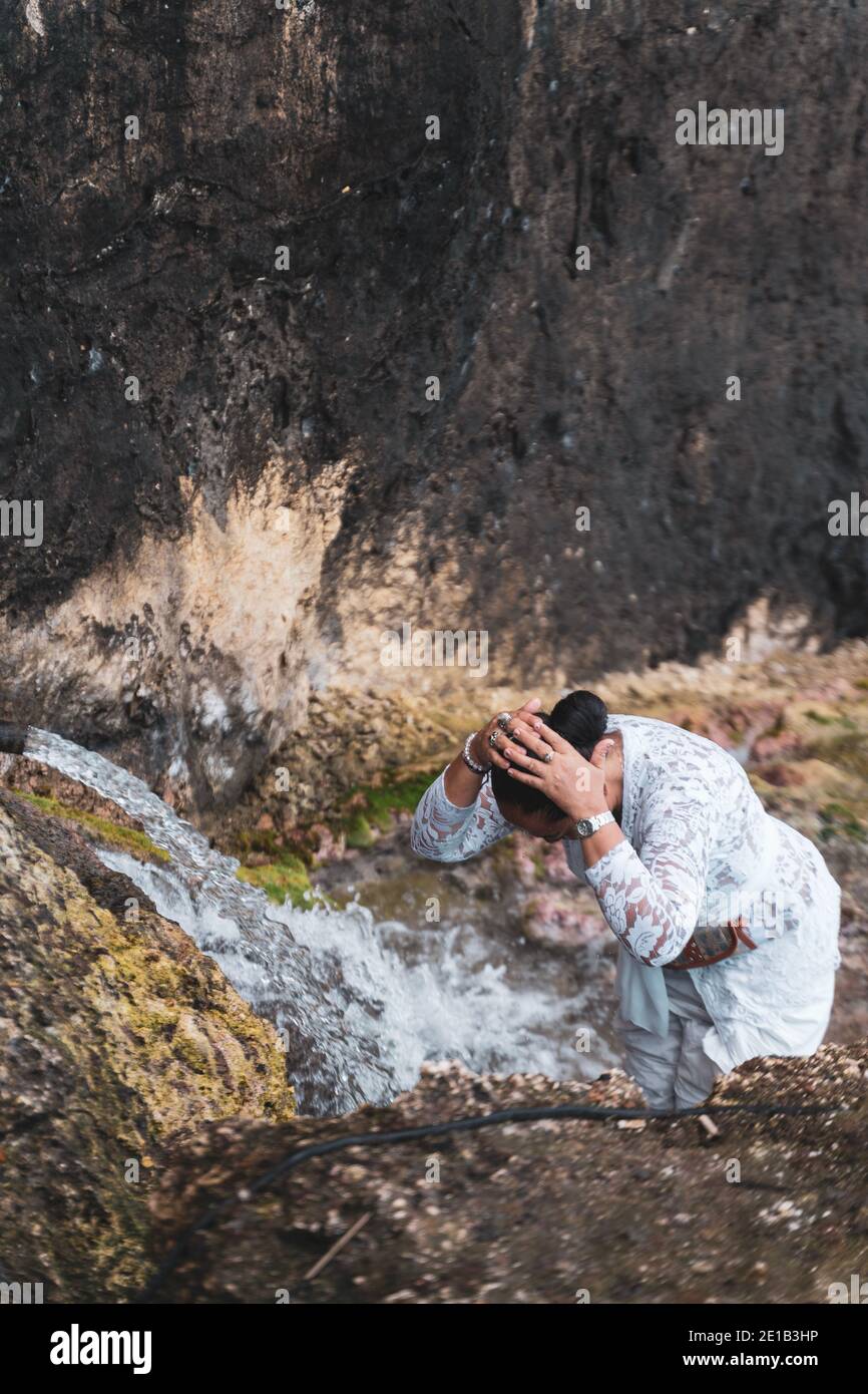 Hindu ritual washing -Fotos und -Bildmaterial in hoher Auflösung – Alamy