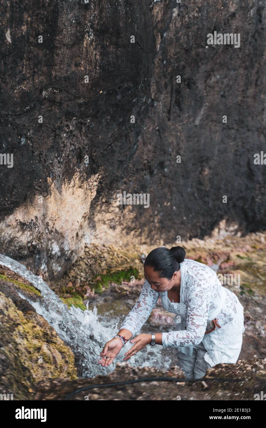 Hindu ritual washing -Fotos und -Bildmaterial in hoher Auflösung – Alamy