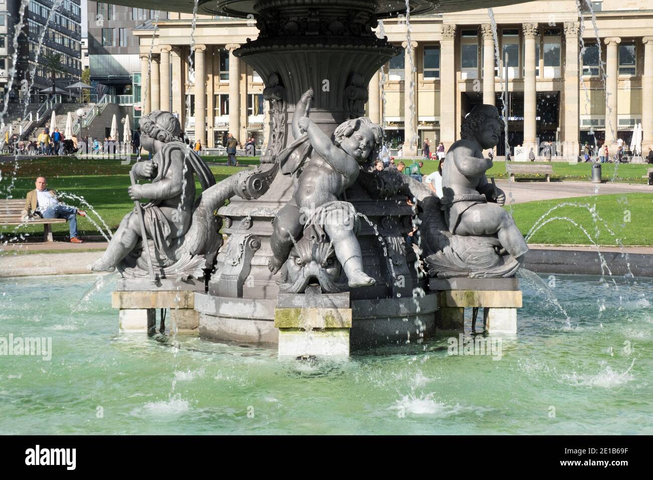 STUTTGART, 17. NOVEMBER 2020: Der Schlossplatz ist der größte Platz im ...