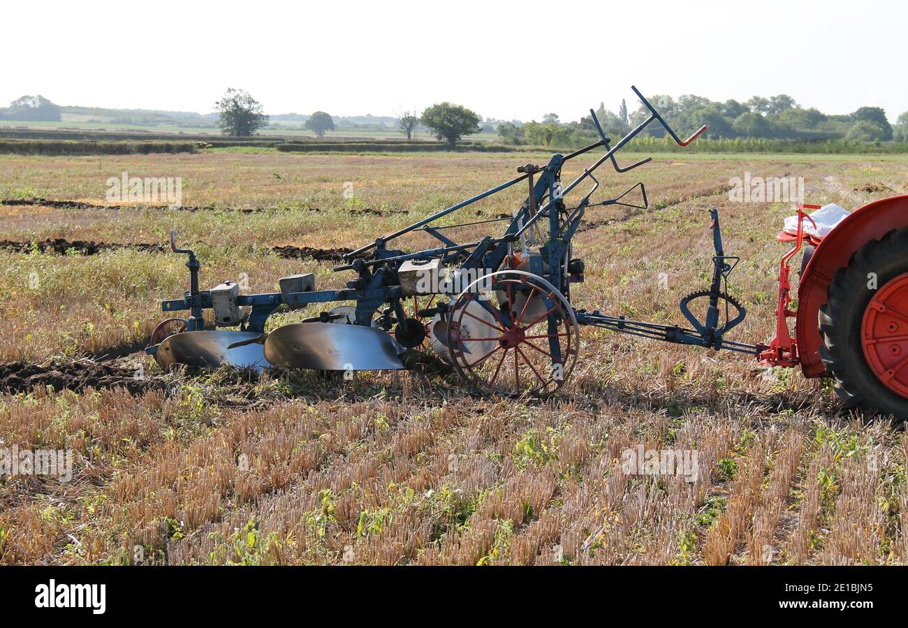 Traktor zieht einen pflug -Fotos und -Bildmaterial in hoher Auflösung ...