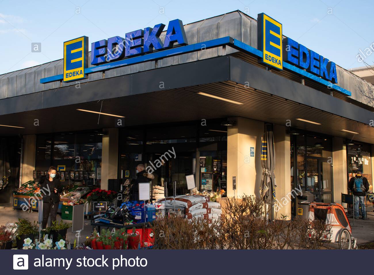 Edeka Zeichen Stockfotos und -bilder Kaufen - Alamy