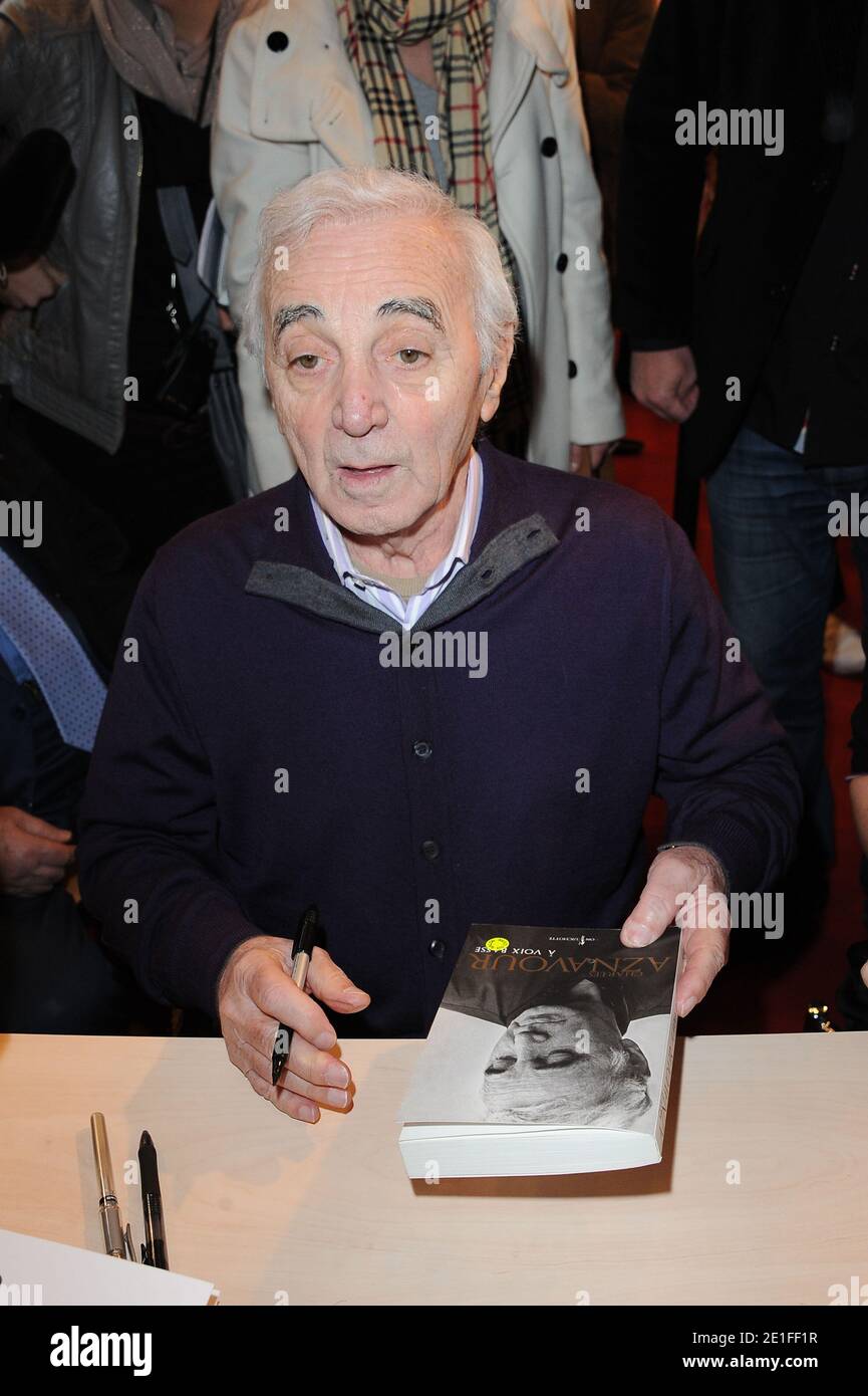 Charles Aznavour signiert Kopien seines Buches während der Pariser ...