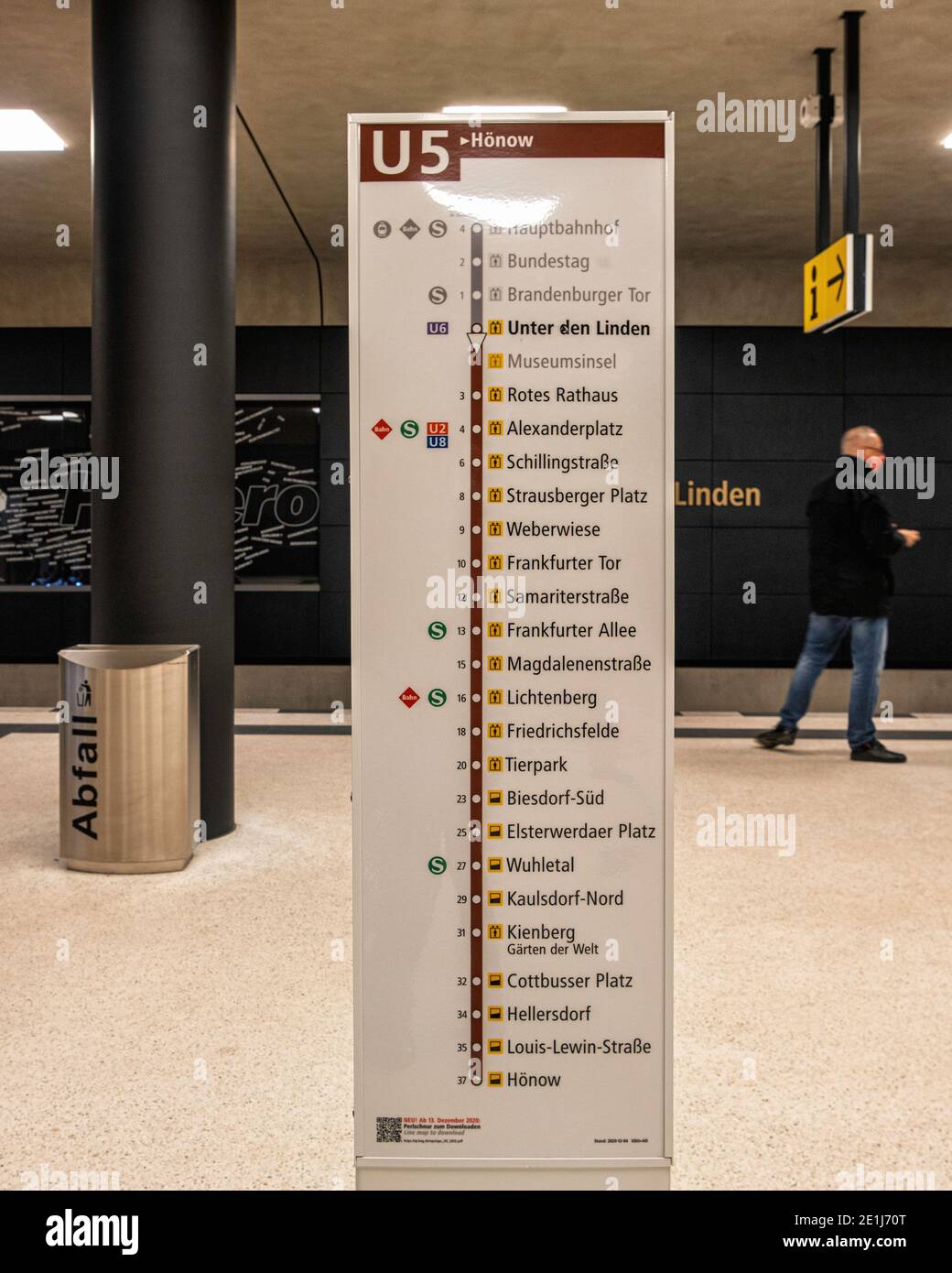 Die neue U-Bahn-Station unter den Linden bedient die U5 Und U6 Linien ...