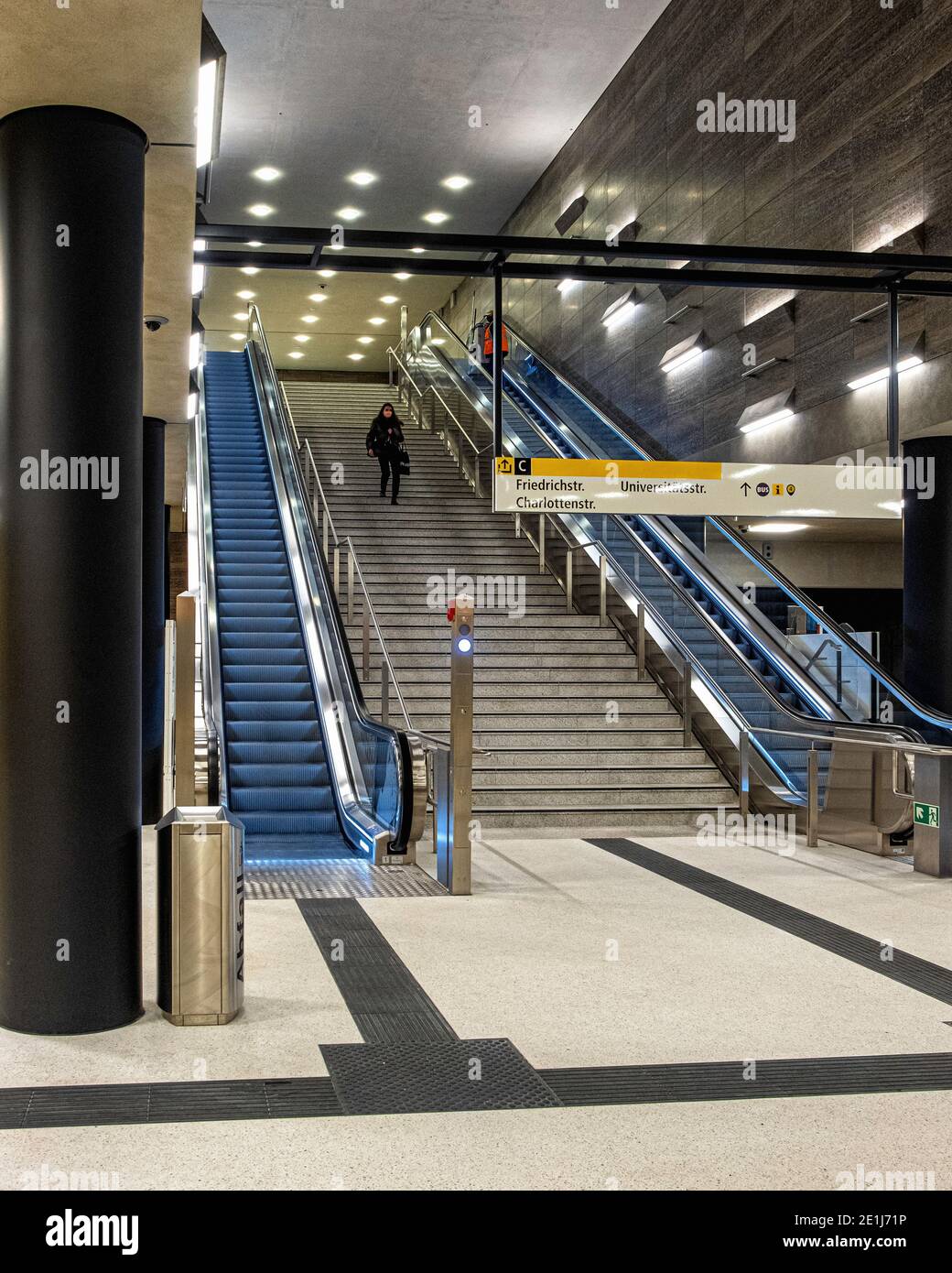 Die neue U-Bahn-Station unter den Linden bedient die U5 Und U6 Linien ...