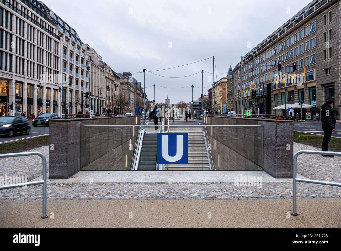 Die neue U-Bahn-Station unter den Linden bedient die U5 Und U6 Linien ...