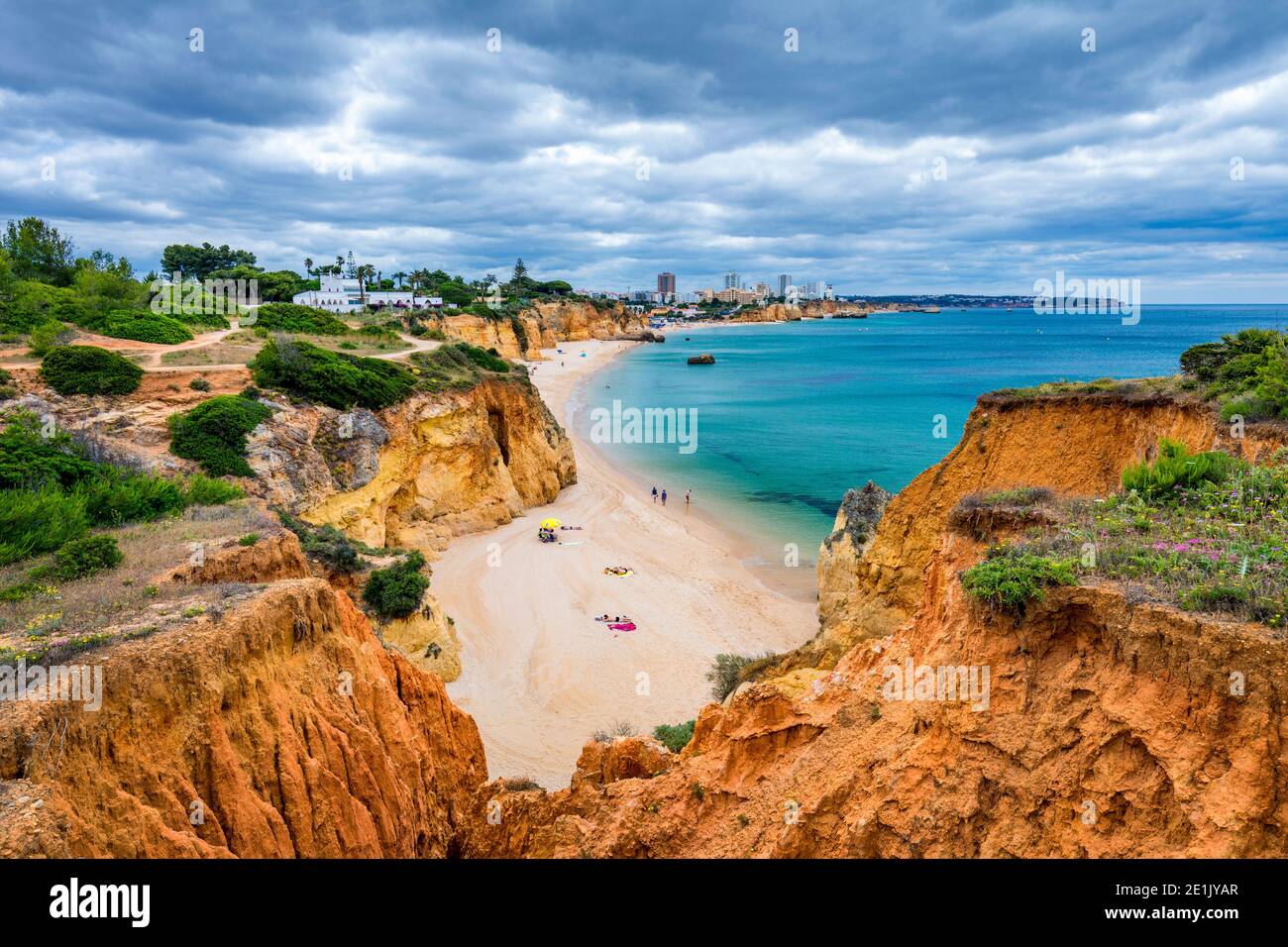 Blick auf einem tollen Strand mit goldener Farbe Felsen in Alvor ...