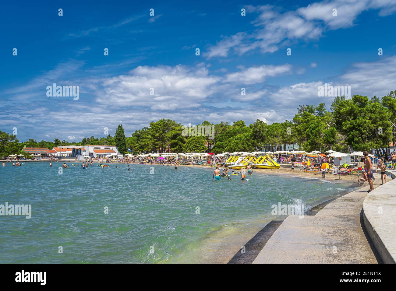 Zaton, Kroatien, Juli 2019 Menschen entspannen am wunderschönen Strand ...