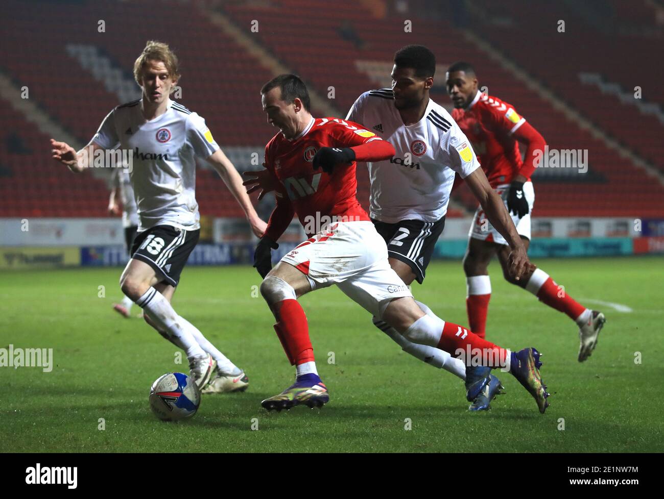 Charlton Athletic's Liam Millar (Mitte links) und Accrington Stanley's ...