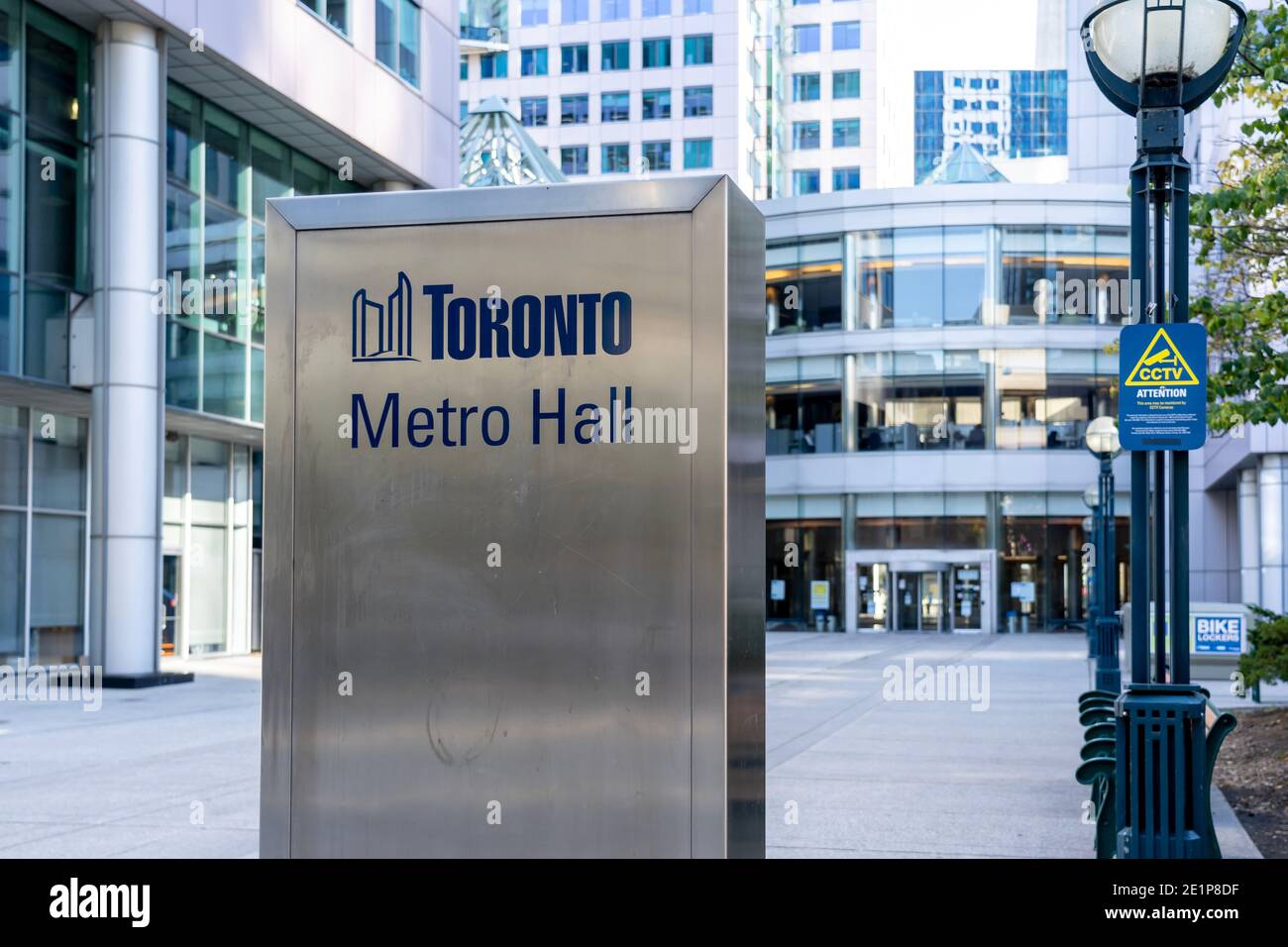 Das U-Bahn-Schild der Metro Hall ist am 13. Oktober 2020 im Zentrum von Toronto, Kanada, zu ...
