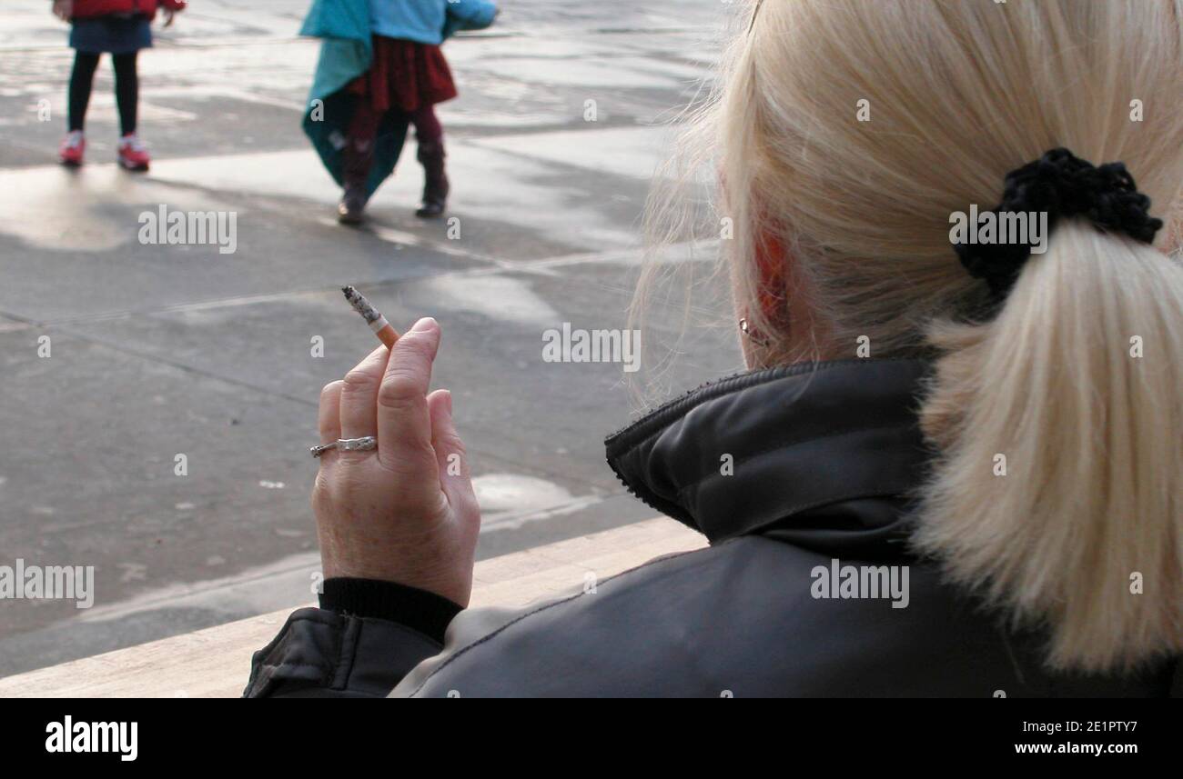 Kinder rauchen zigaretten -Fotos und -Bildmaterial in hoher Auflösung ...