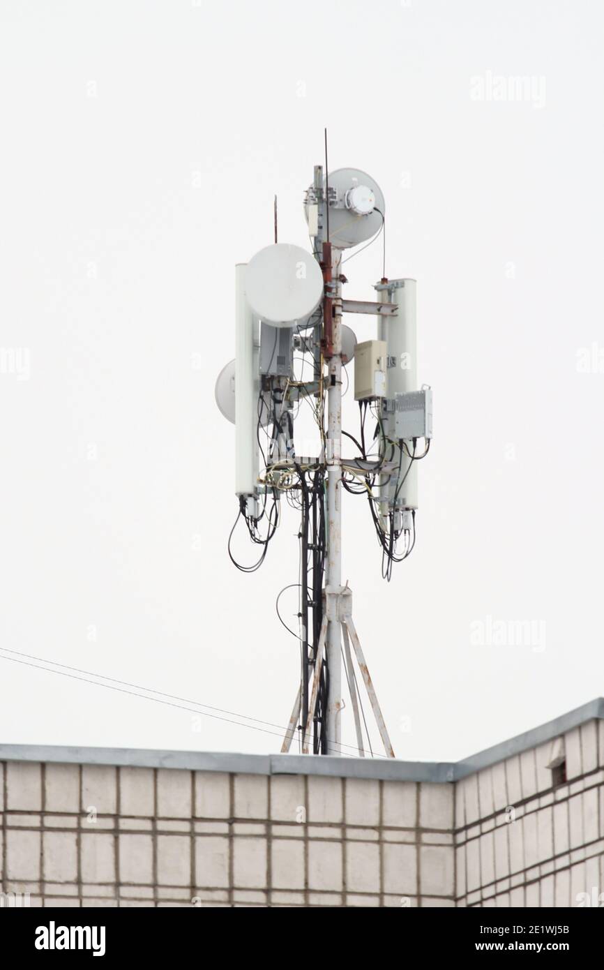 Basisstation mobile Netzwerkantenne auf einem Stahlgerüst mit Repeater ...