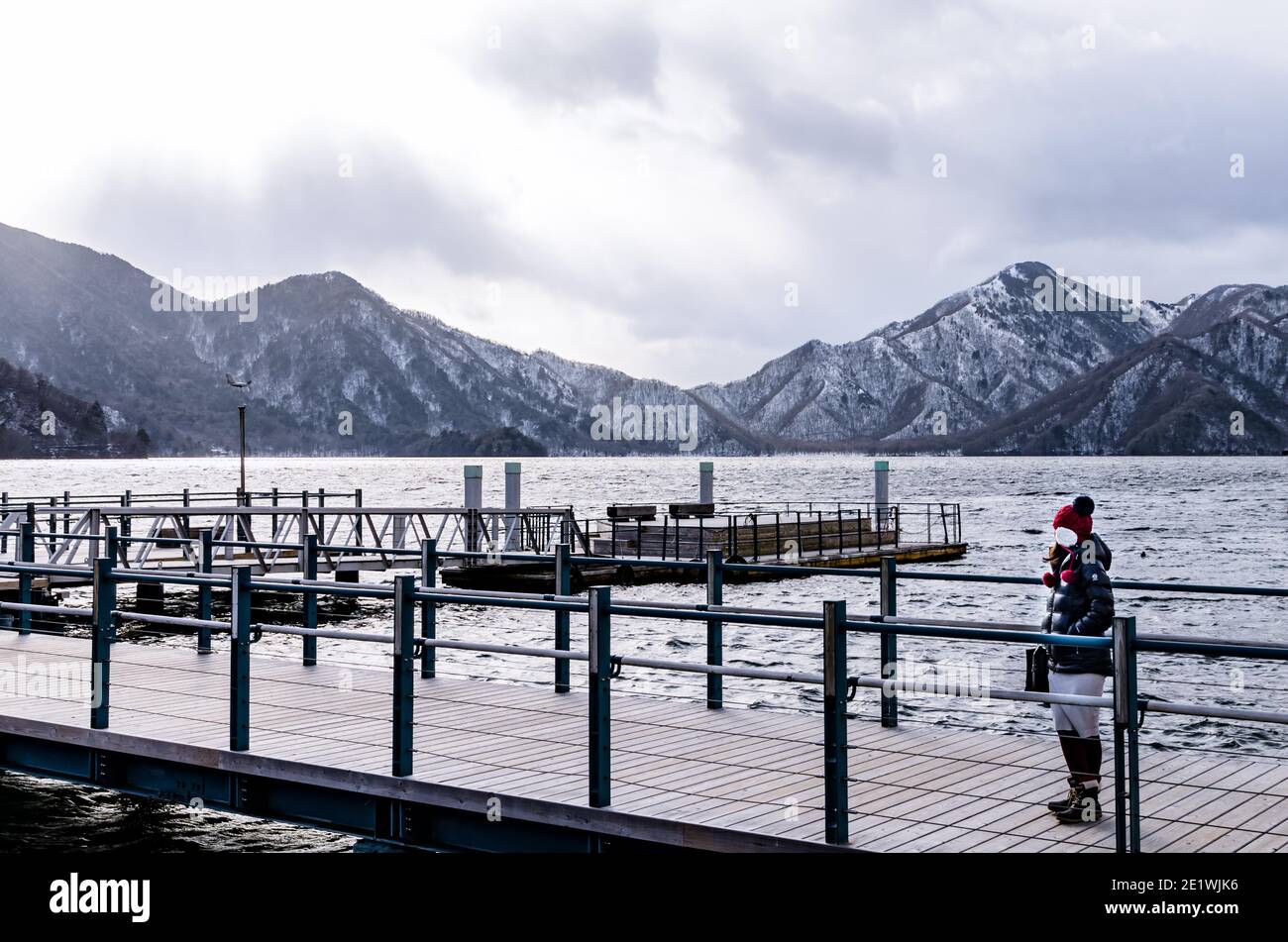 Bergseenlandschaft im Winter. Der See Chūzenji ist ein malerischer See ...