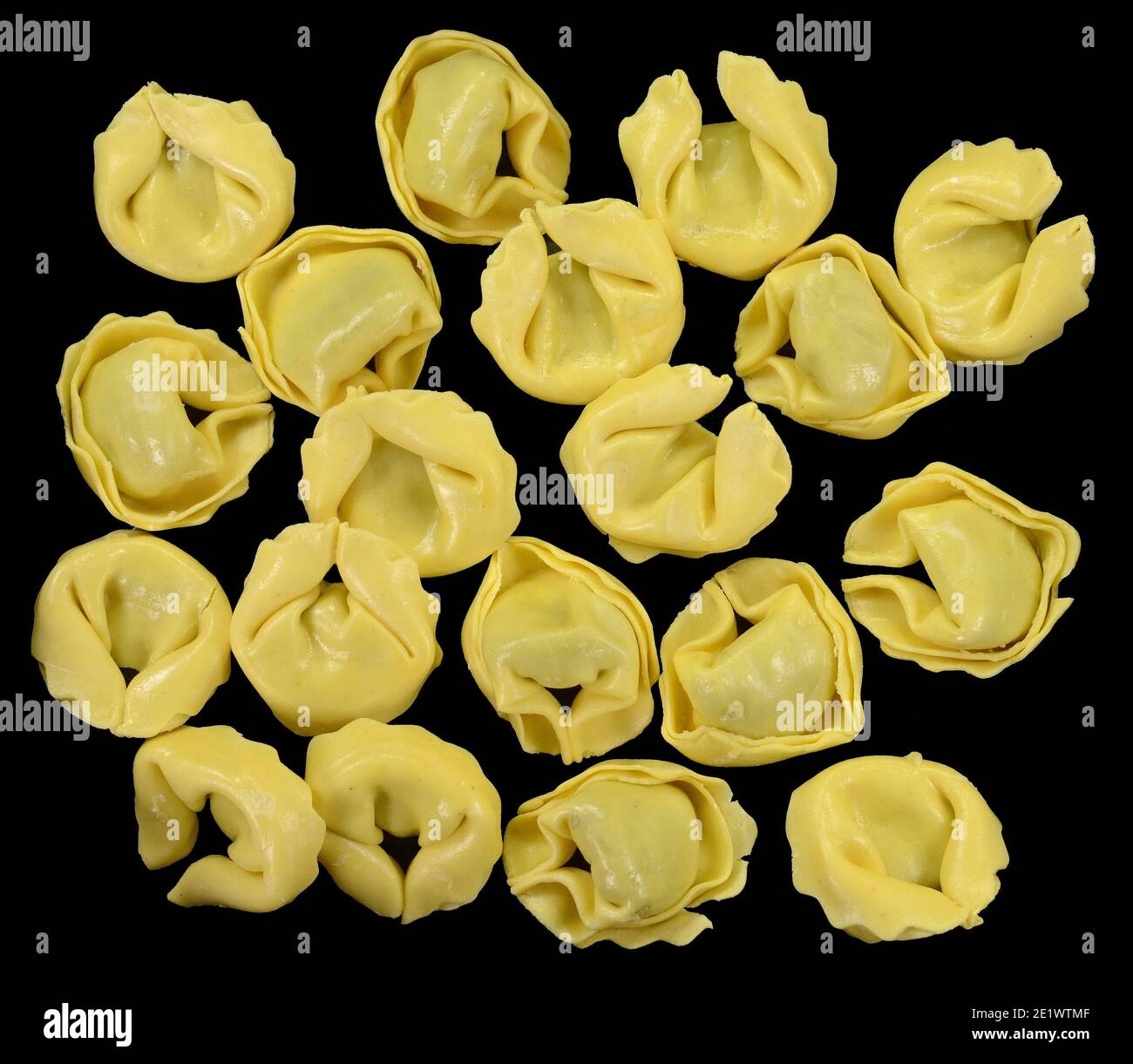 Italienische traditionelle Tortellini Pasta oder Ravioli gefüllt mit ...