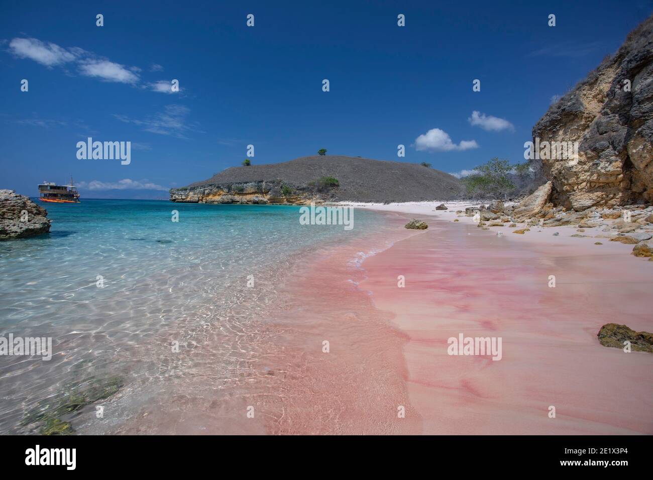 Rosa strand auf komodo insel -Fotos und -Bildmaterial in hoher ...