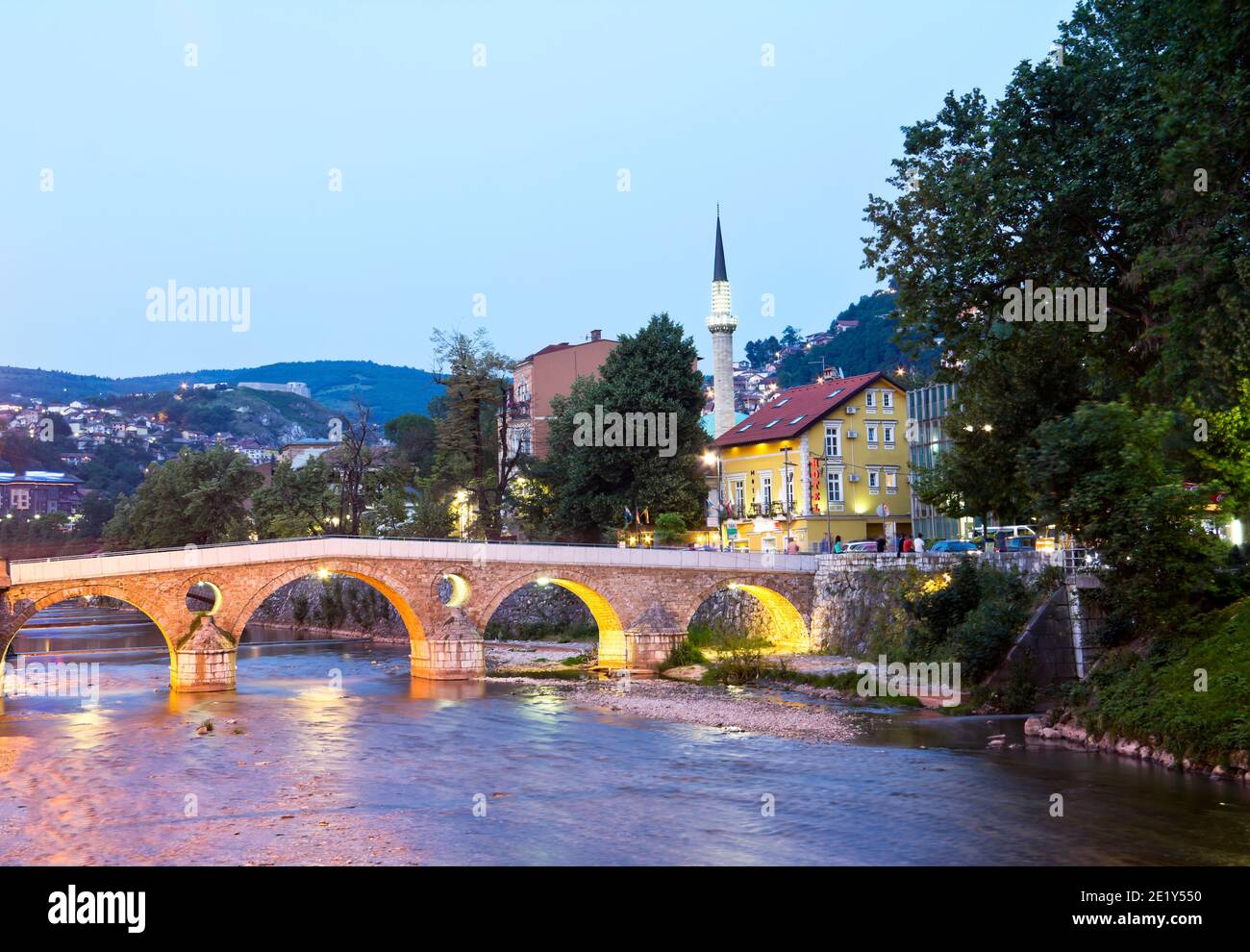 Brücke auf dem Fluss Miljacka in Sarajevo die Hauptstadt von Bosnien ...
