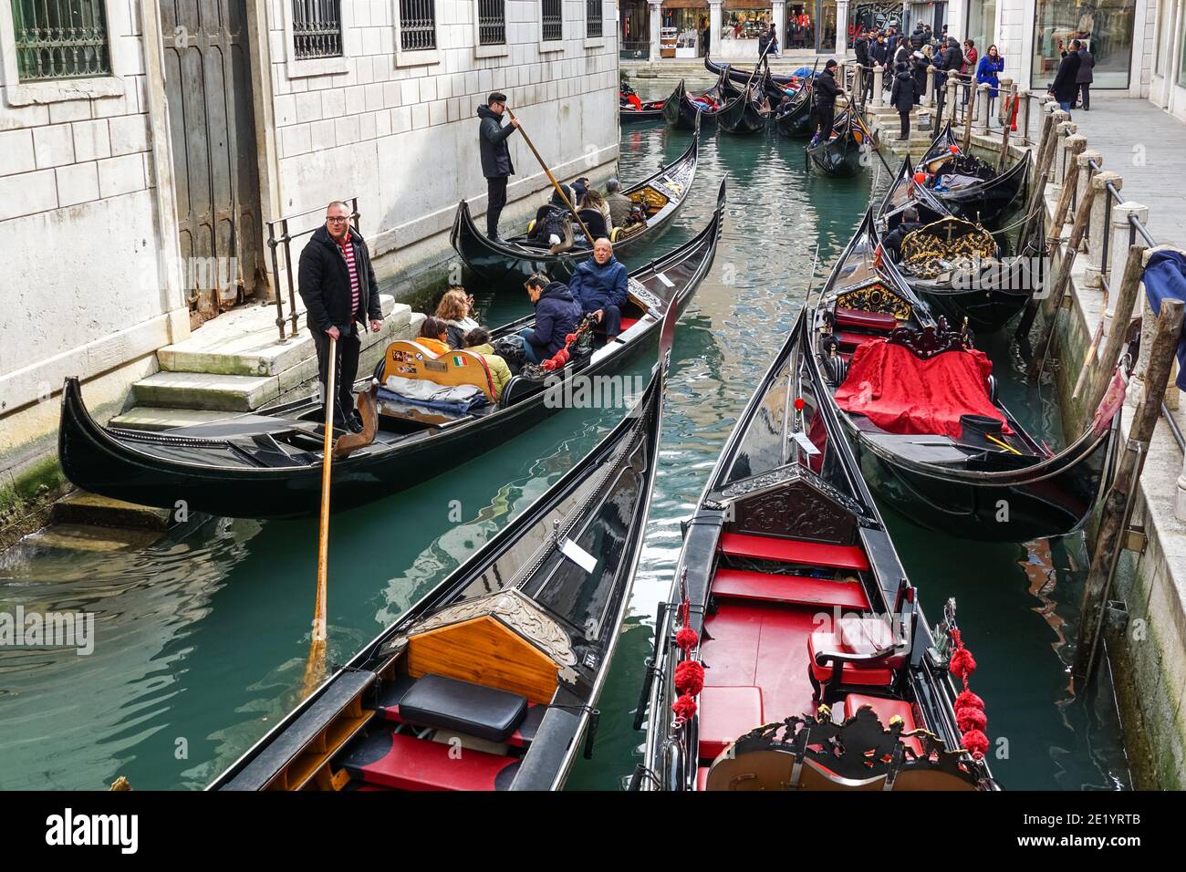 Traditionelle venezianische Gondeln mit Touristen auf dem kanal rio ...