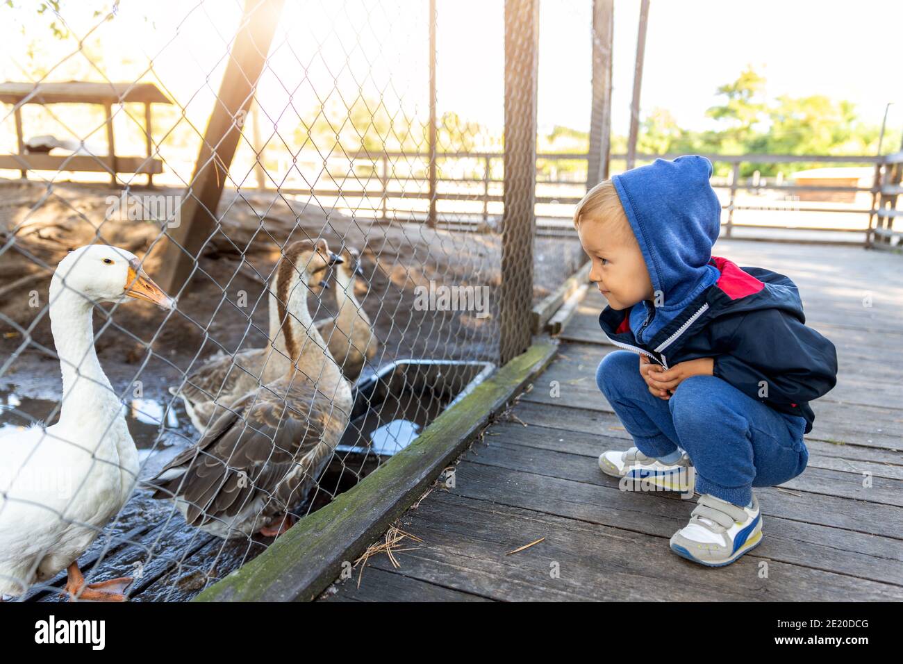 Kind sitzt hocken -Fotos und -Bildmaterial in hoher Auflösung – Alamy
