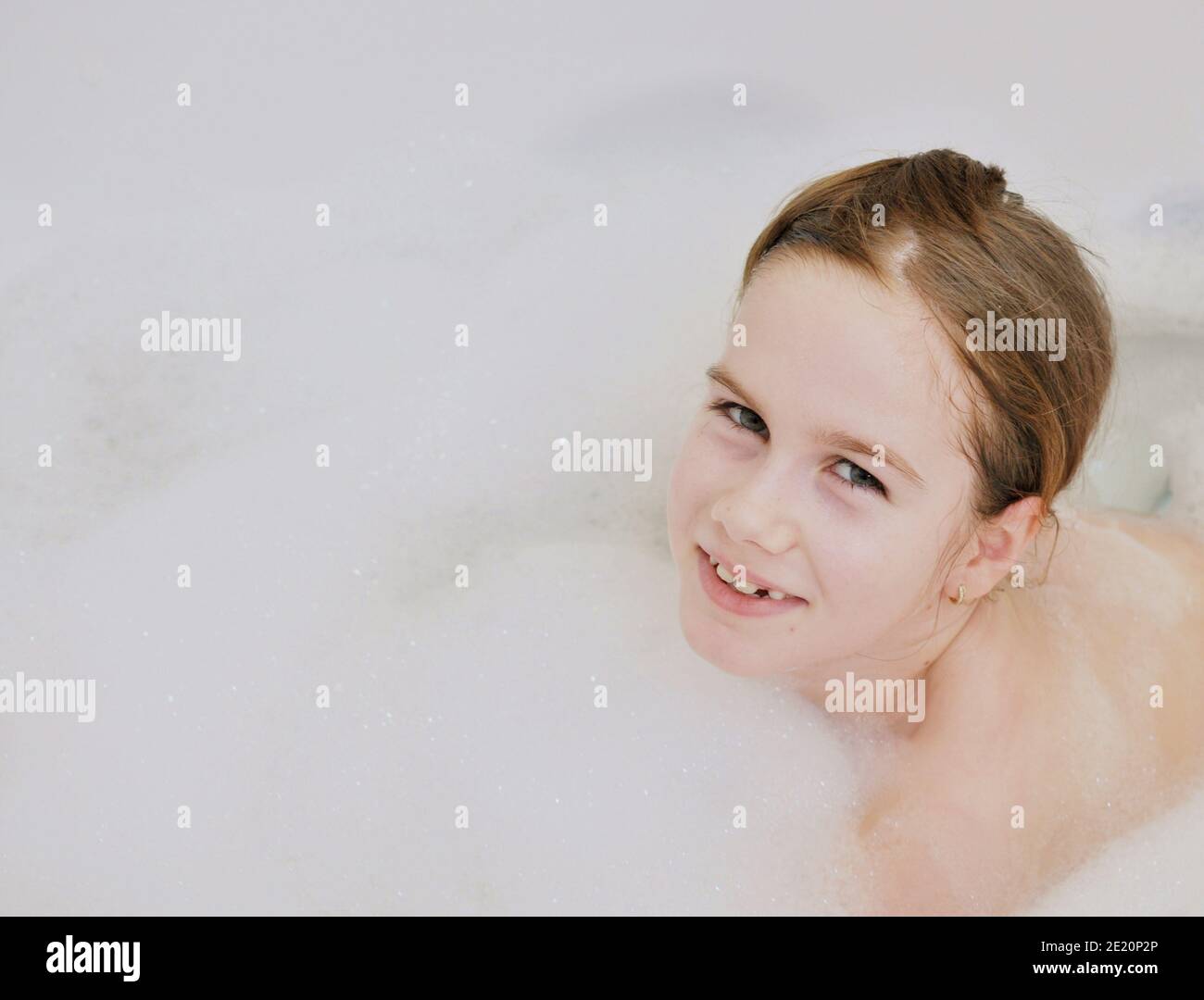 Kind badewanne mädchen -Fotos und -Bildmaterial in hoher Auflösung – Alamy