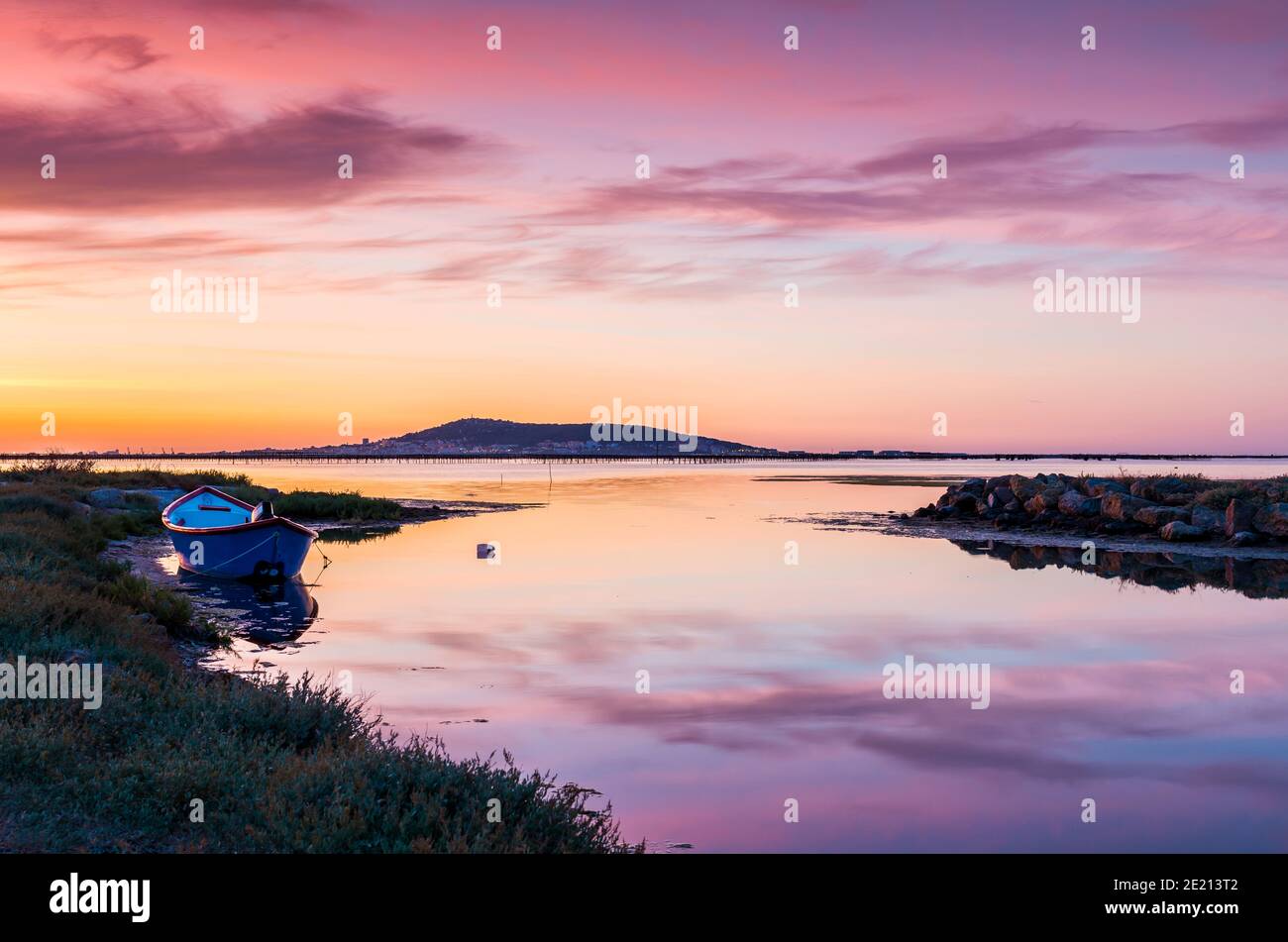 Meze france -Fotos und -Bildmaterial in hoher Auflösung - Seite 2 - Alamy