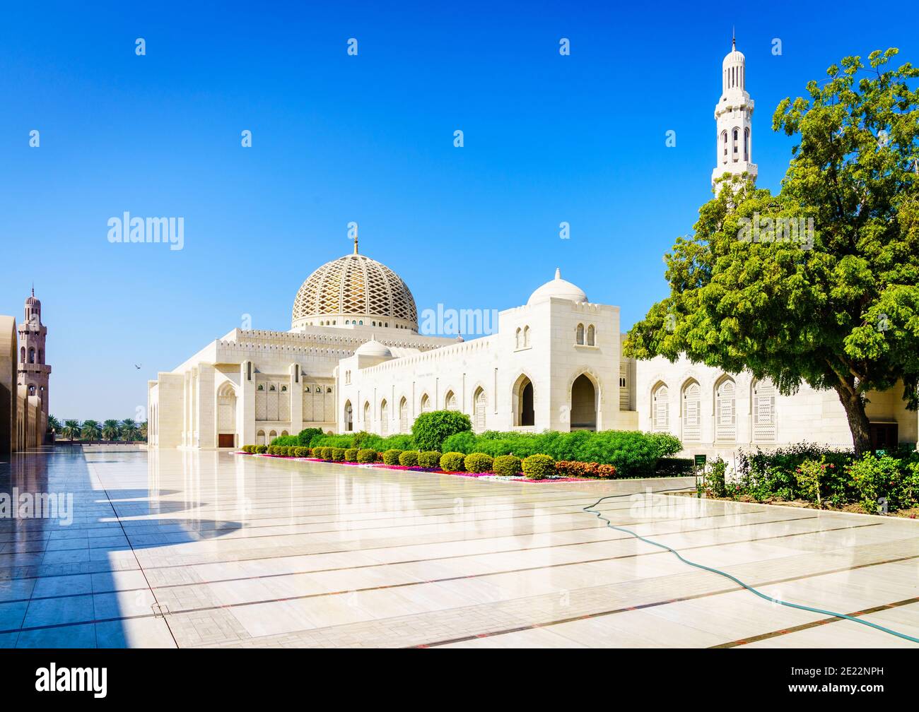 Das Gelände der Sultan Qaboos Moschee in Muscat, Oman Stockfotografie ...