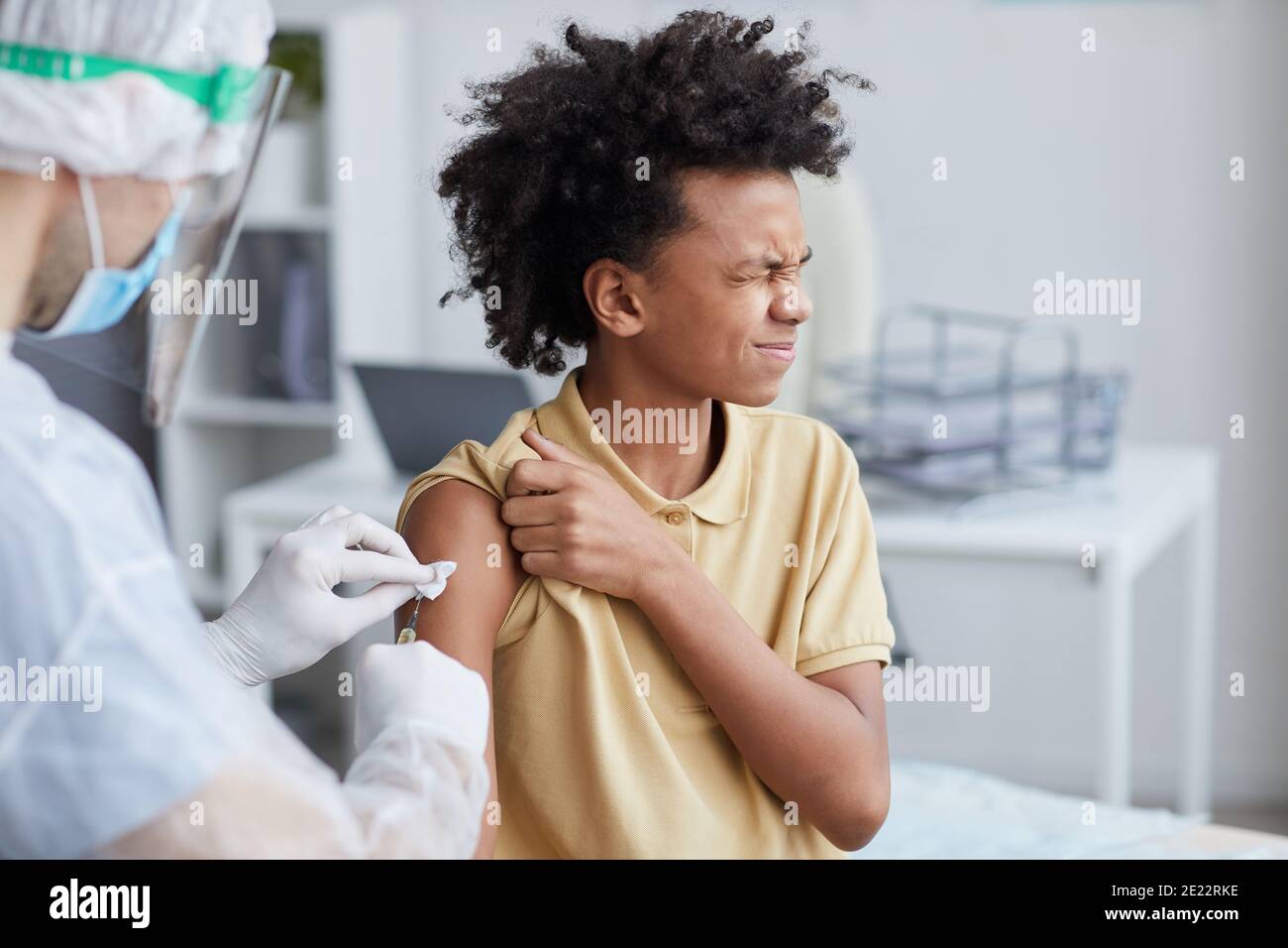 Junge und impfung -Fotos und -Bildmaterial in hoher Auflösung – Alamy