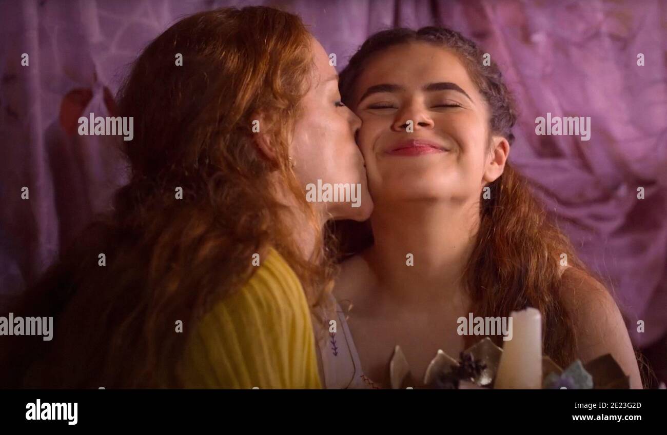 DOUBLE DAD, (aka um PAI NO MEIO DO CAMINHO), Maisa Silva (rechts), 2021 ...