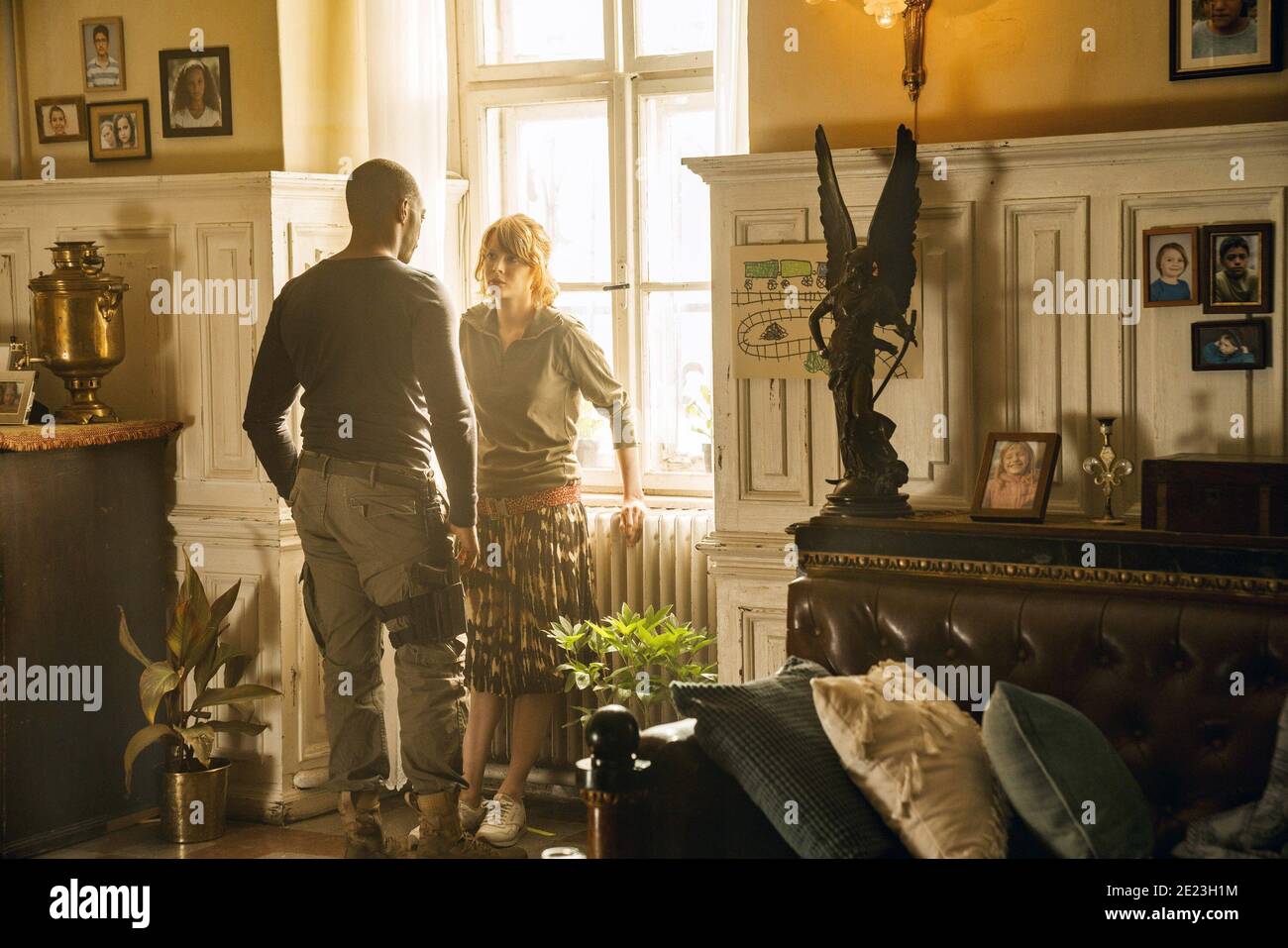 AUSSERHALB DES DRAHTES, von links: Anthony Mackie, Emily Beecham, 2021 ...