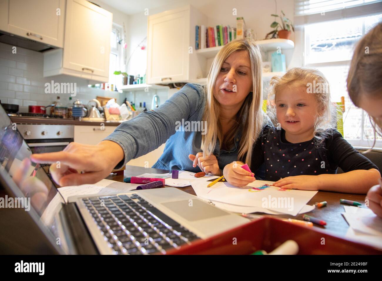 Mama laptop -Fotos und -Bildmaterial in hoher Auflösung – Alamy