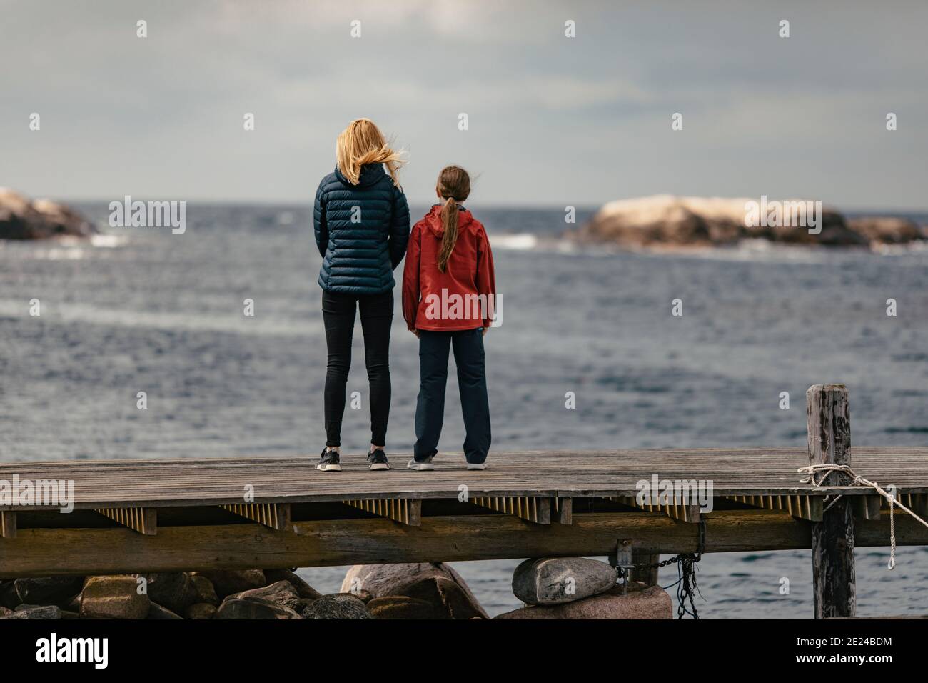 Frau und kind am steg -Fotos und -Bildmaterial in hoher Auflösung – Alamy