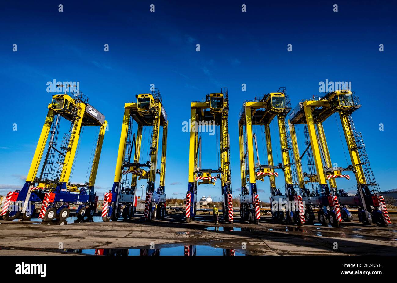 Straddle carriers -Fotos und -Bildmaterial in hoher Auflösung – Alamy