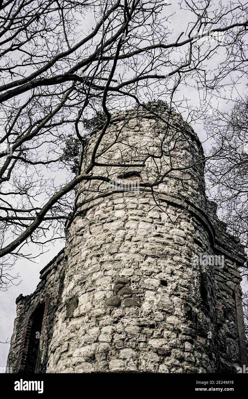 Ruinierte und verlassene Burg in England - erschreckende, erschreckende ...