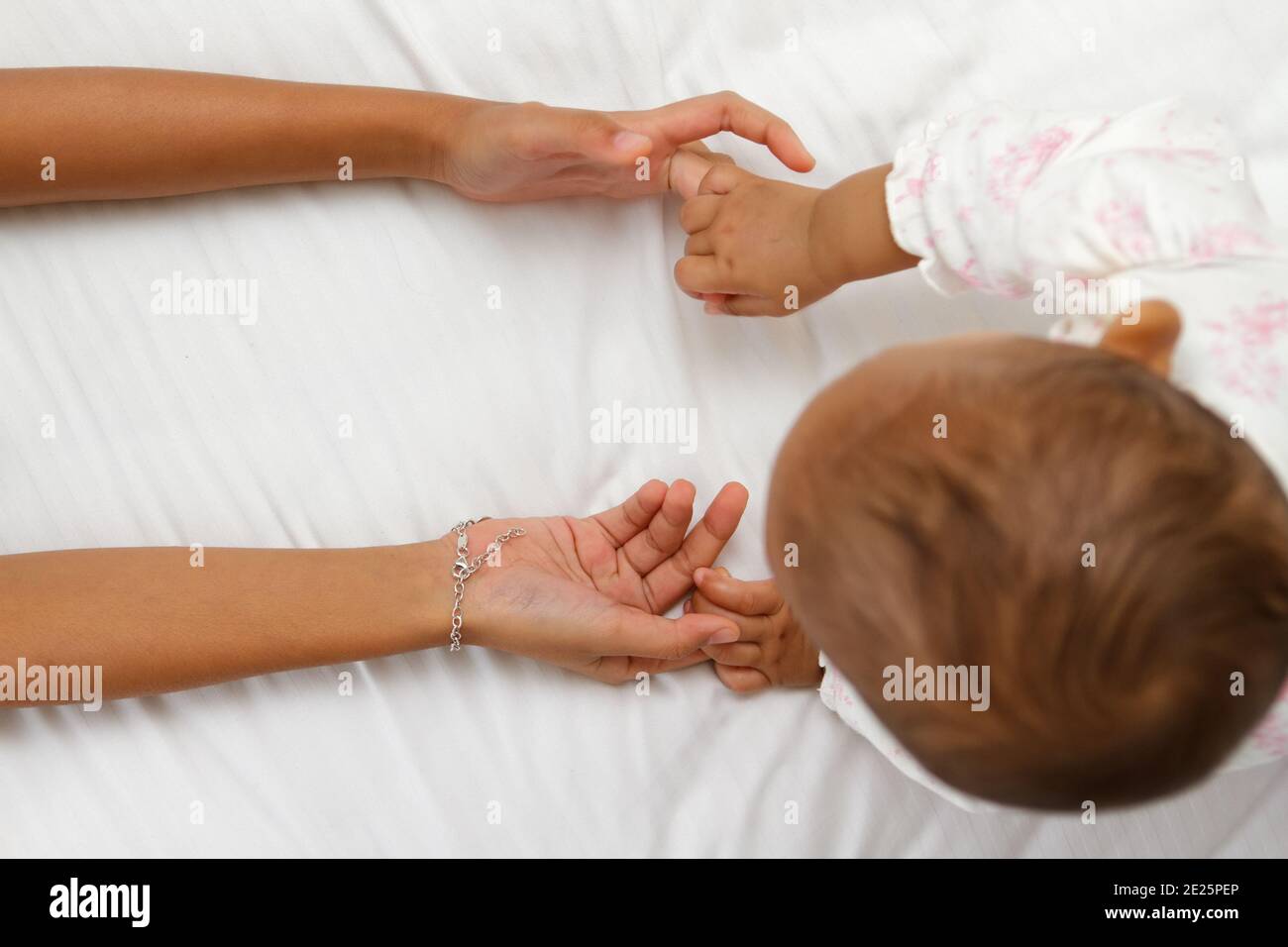 Lernen zu kriechen -Fotos und -Bildmaterial in hoher Auflösung – Alamy