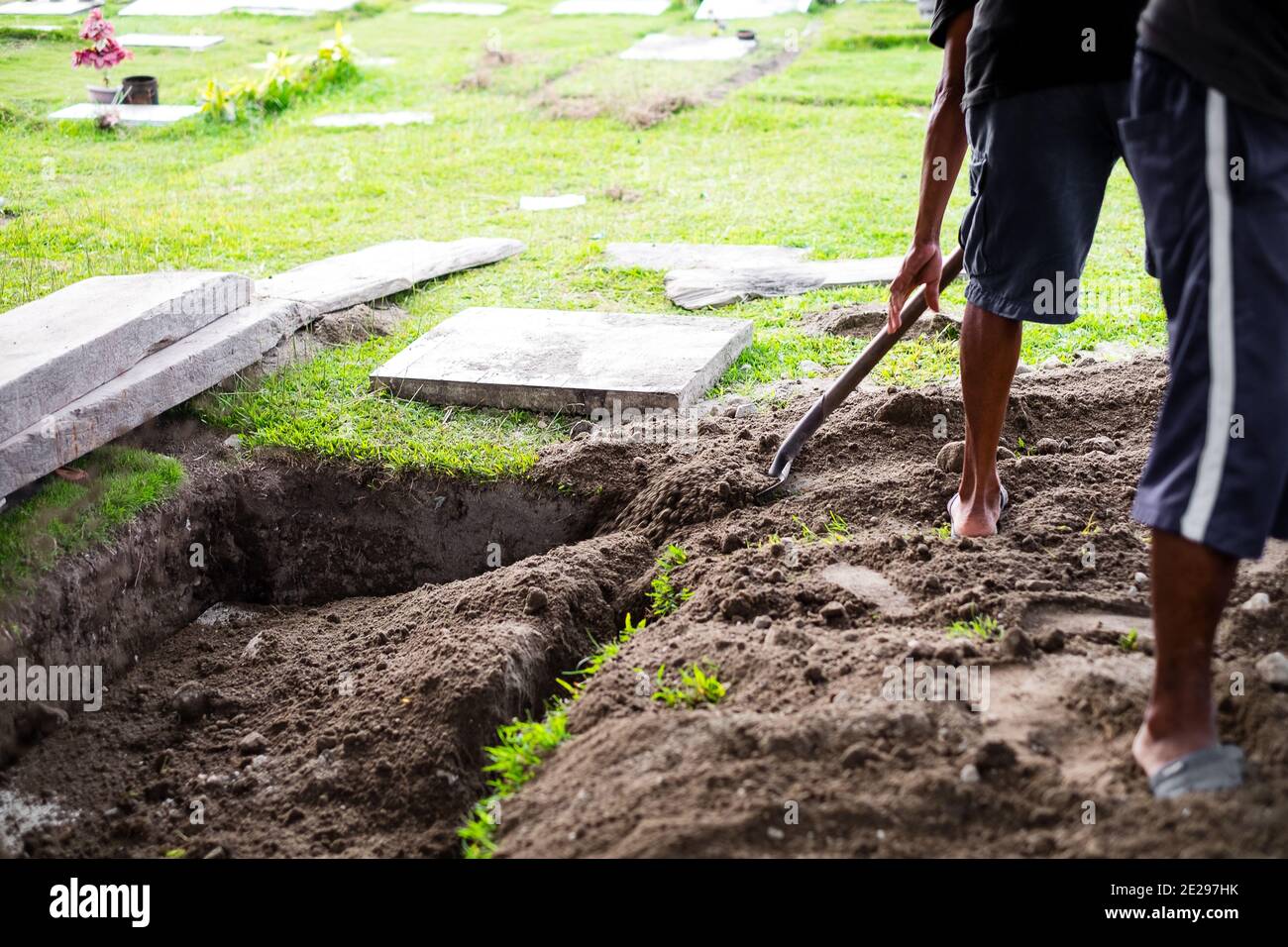 Die toten begraben -Fotos und -Bildmaterial in hoher Auflösung – Alamy