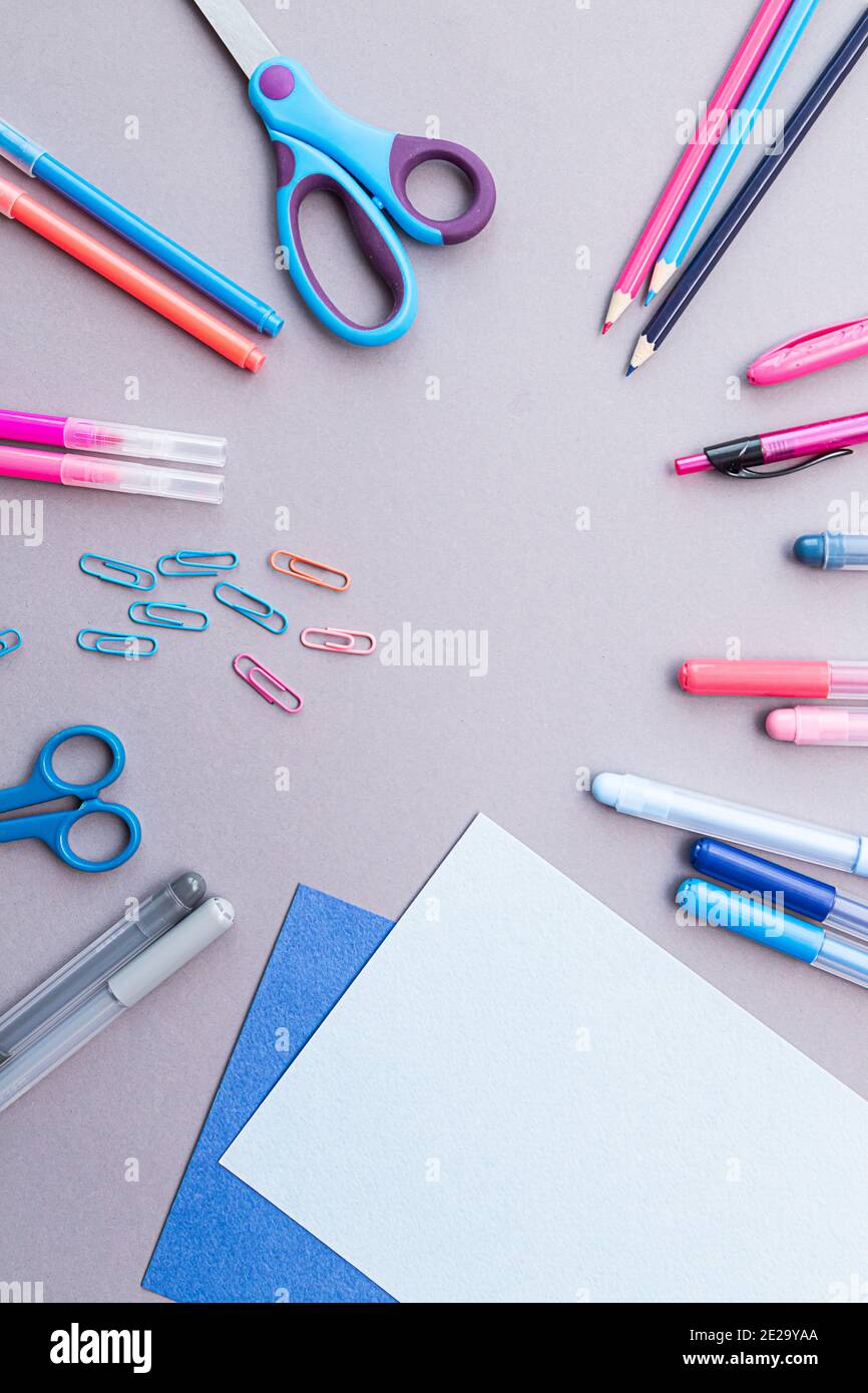 Verschiedene Schreibwaren in rosa und blauen Farben, leere Blatt Papier ...